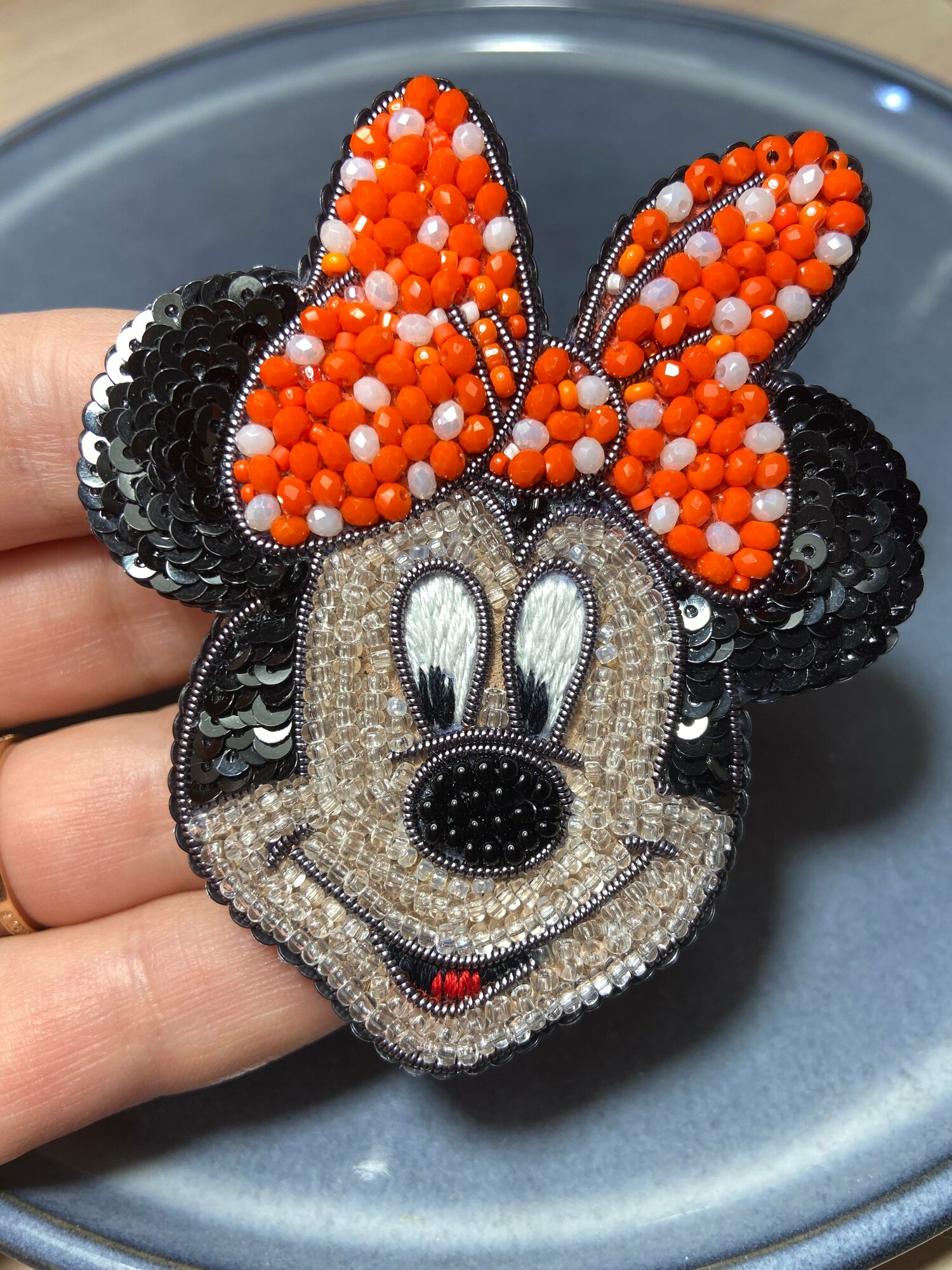 Брошь, бисер