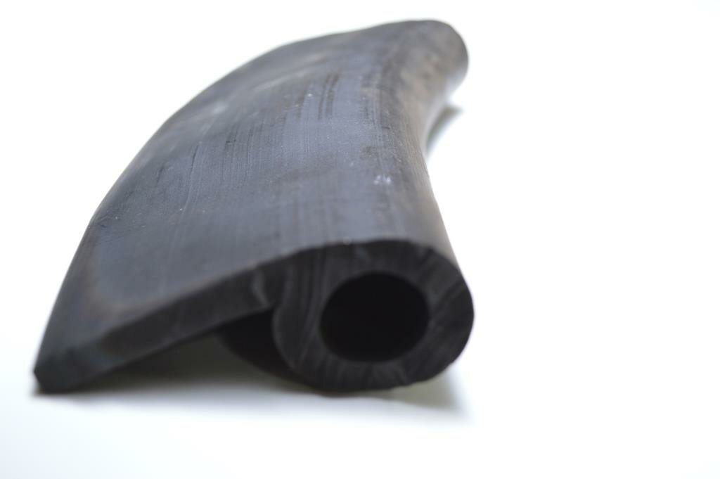 Профиль резиновый черный Р-образный для уплотнения ворот и дверей. Наружный диаметр 26 мм, высота ножки 36 мм. Длина 3 метра.