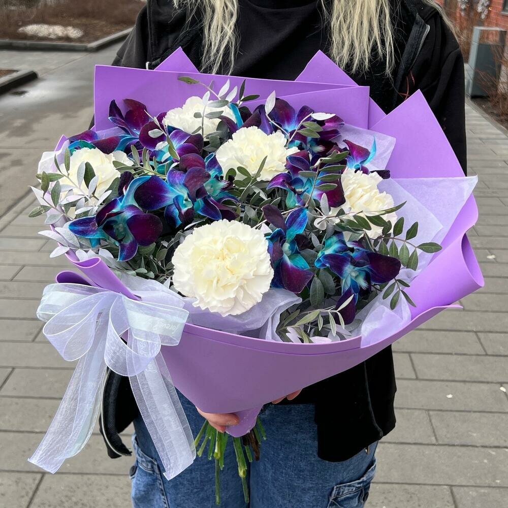 Букет из синих орхидей, гвоздиками и фисташкой - римская роза