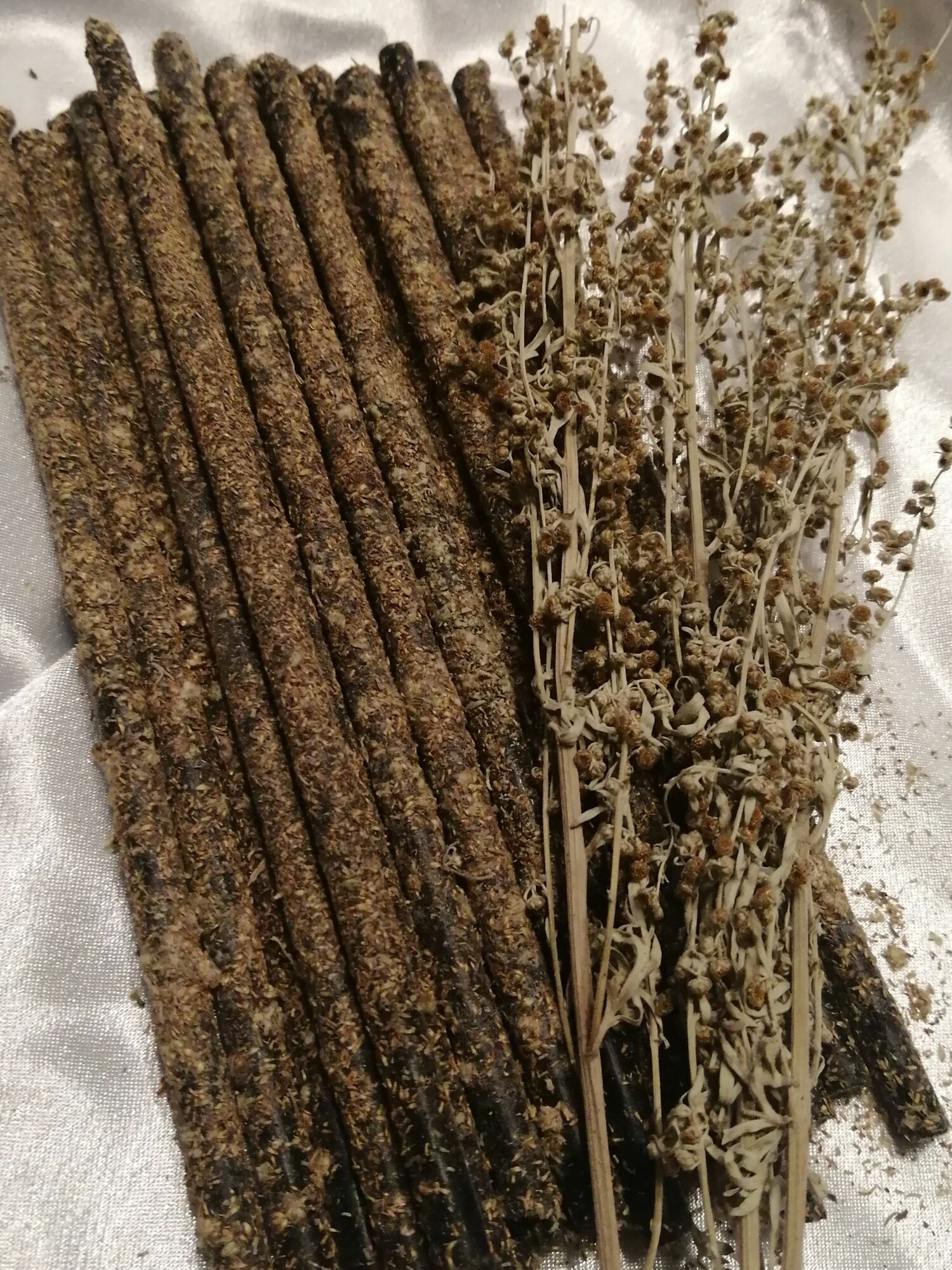 Свечи восковые черные с полынью 20 шт 18х0,5