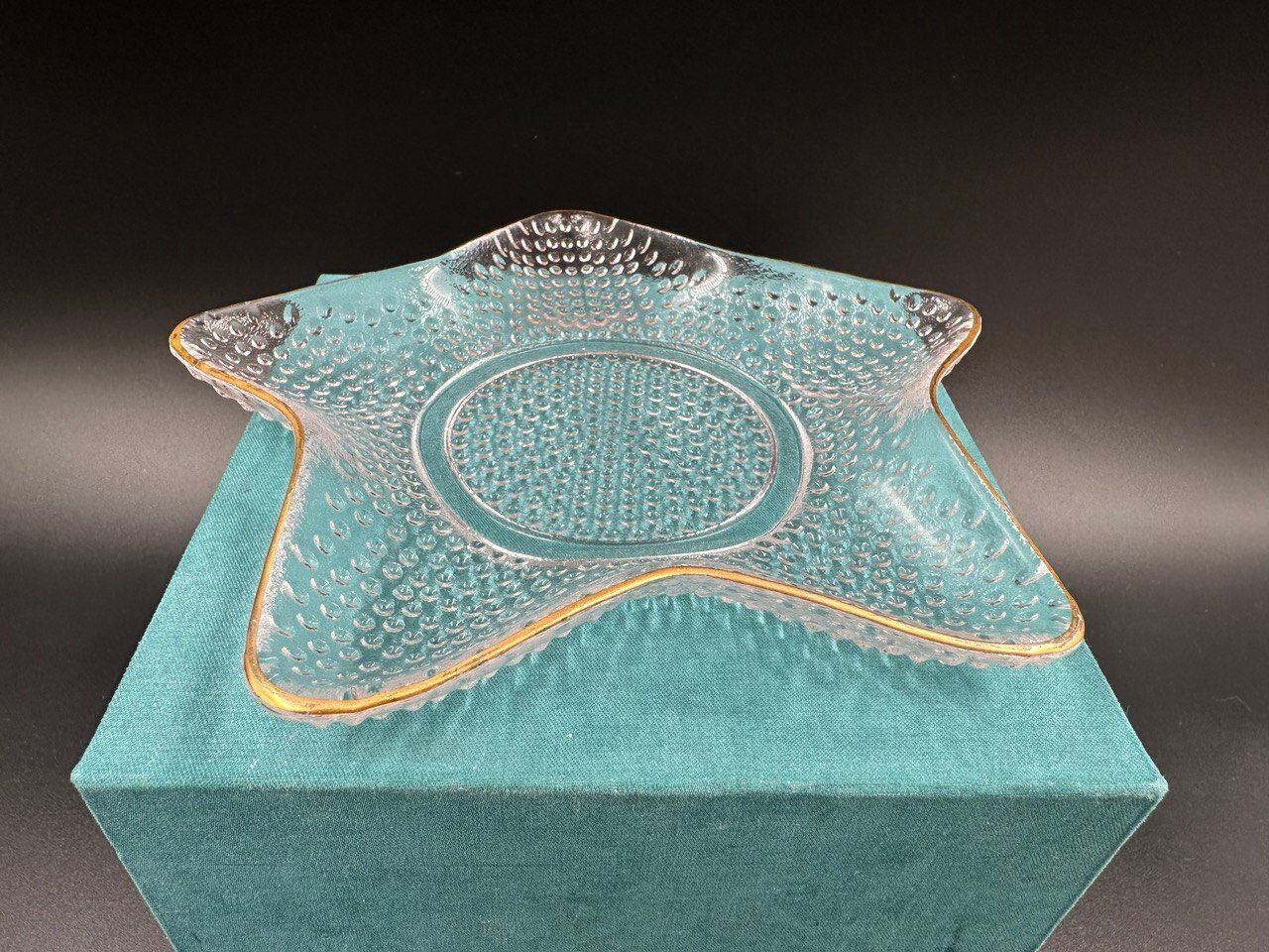 Стеклянная тарелка "Морская звезда" 15,5 х 15,5 см с золотистым ободком