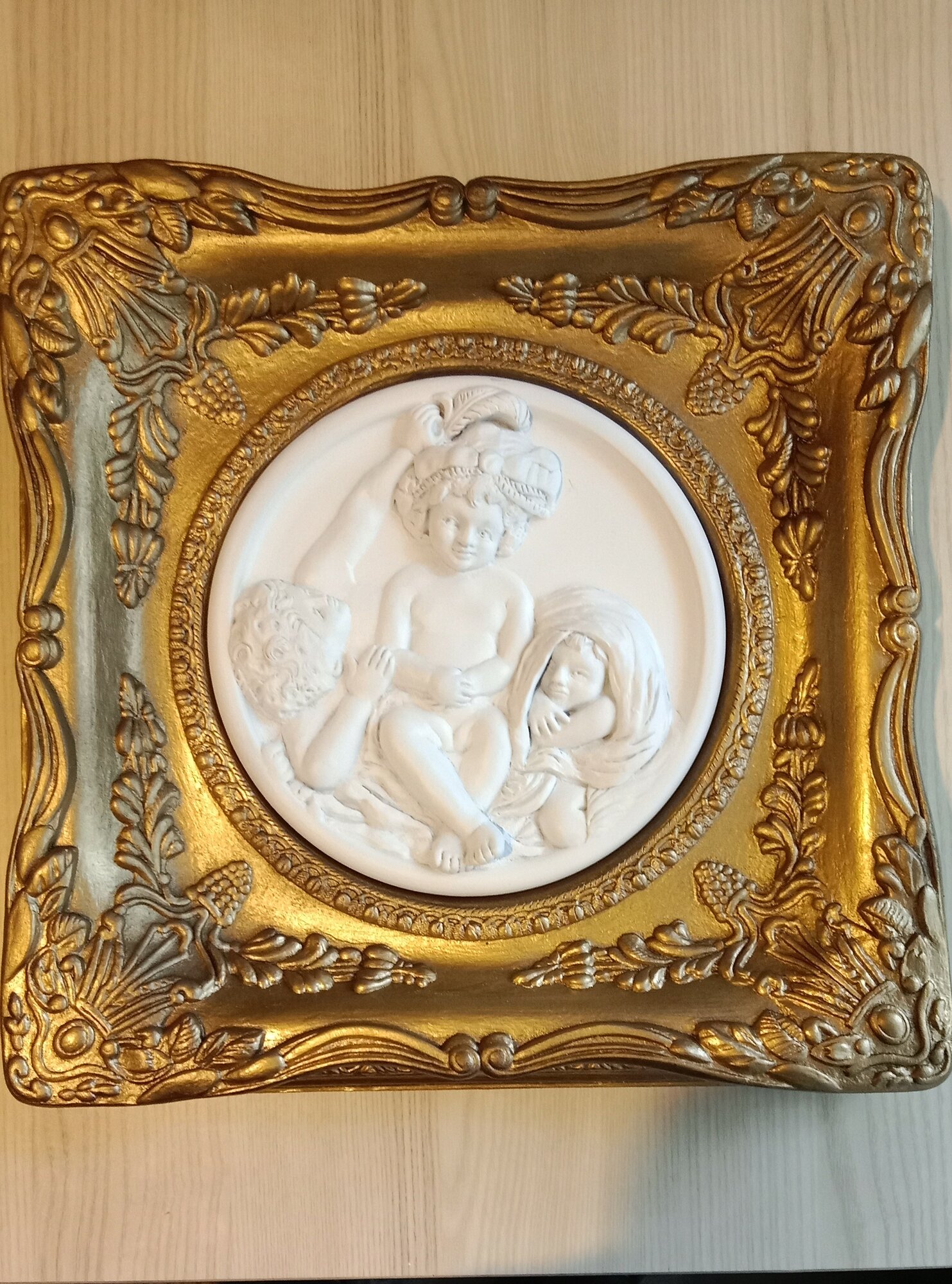 Декоративная тарелка-барельеф Академия младенцев в бронзовой раме