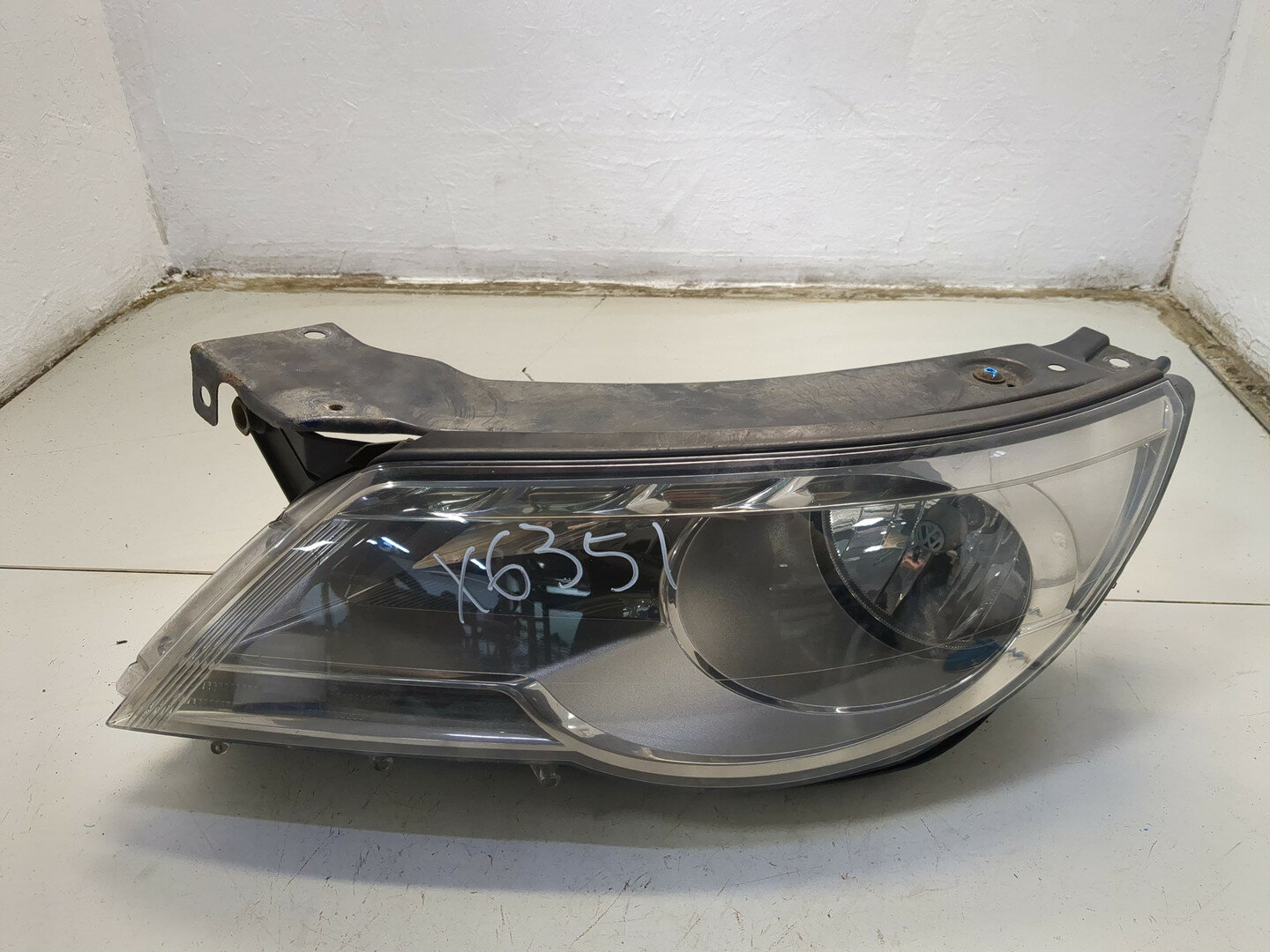 Фара (передняя) левая Volkswagen Tiguan Б/У