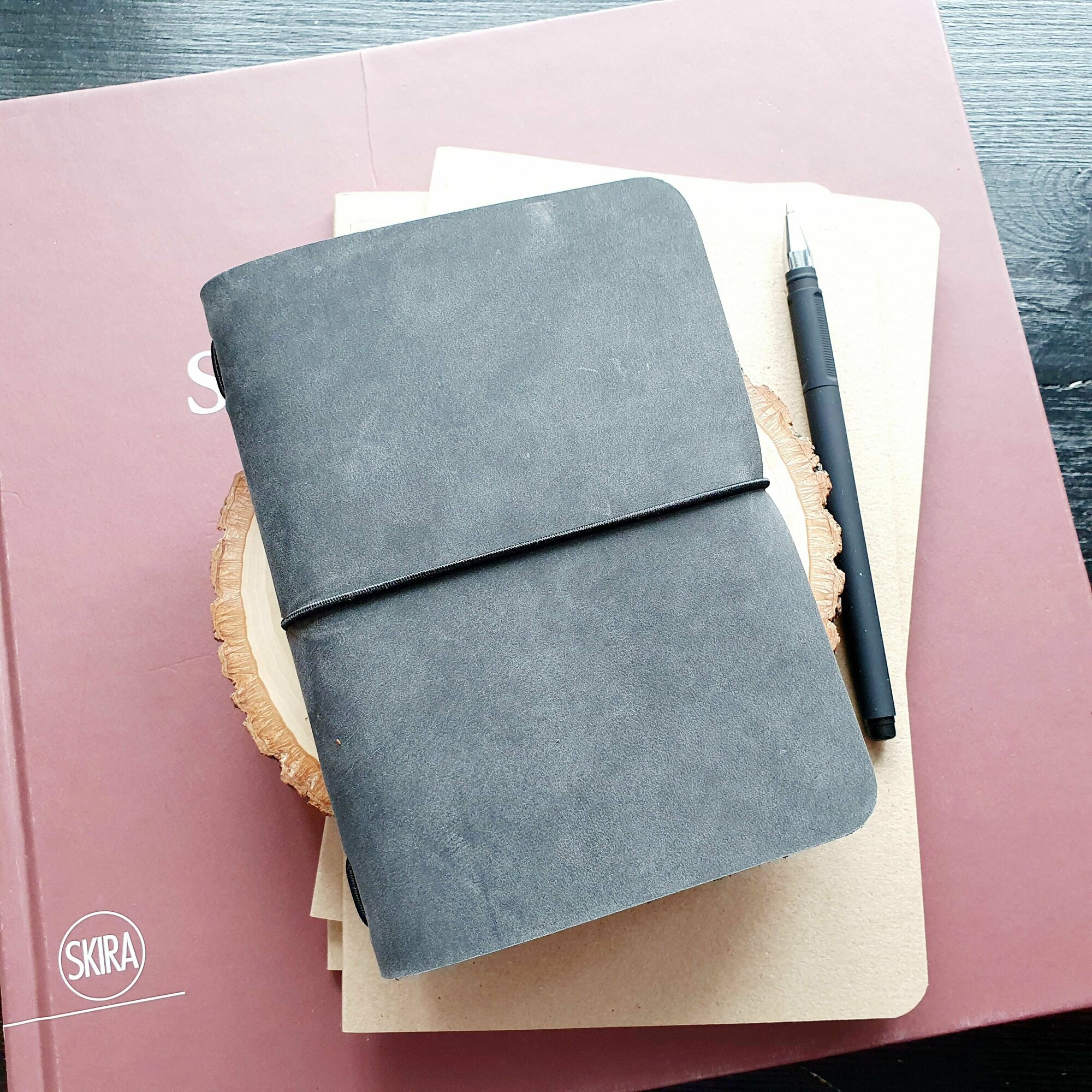 Кожаный блокнот А6 (11х15см) на резинке со сменными тетрадями / в стиле Мидори (Midori)