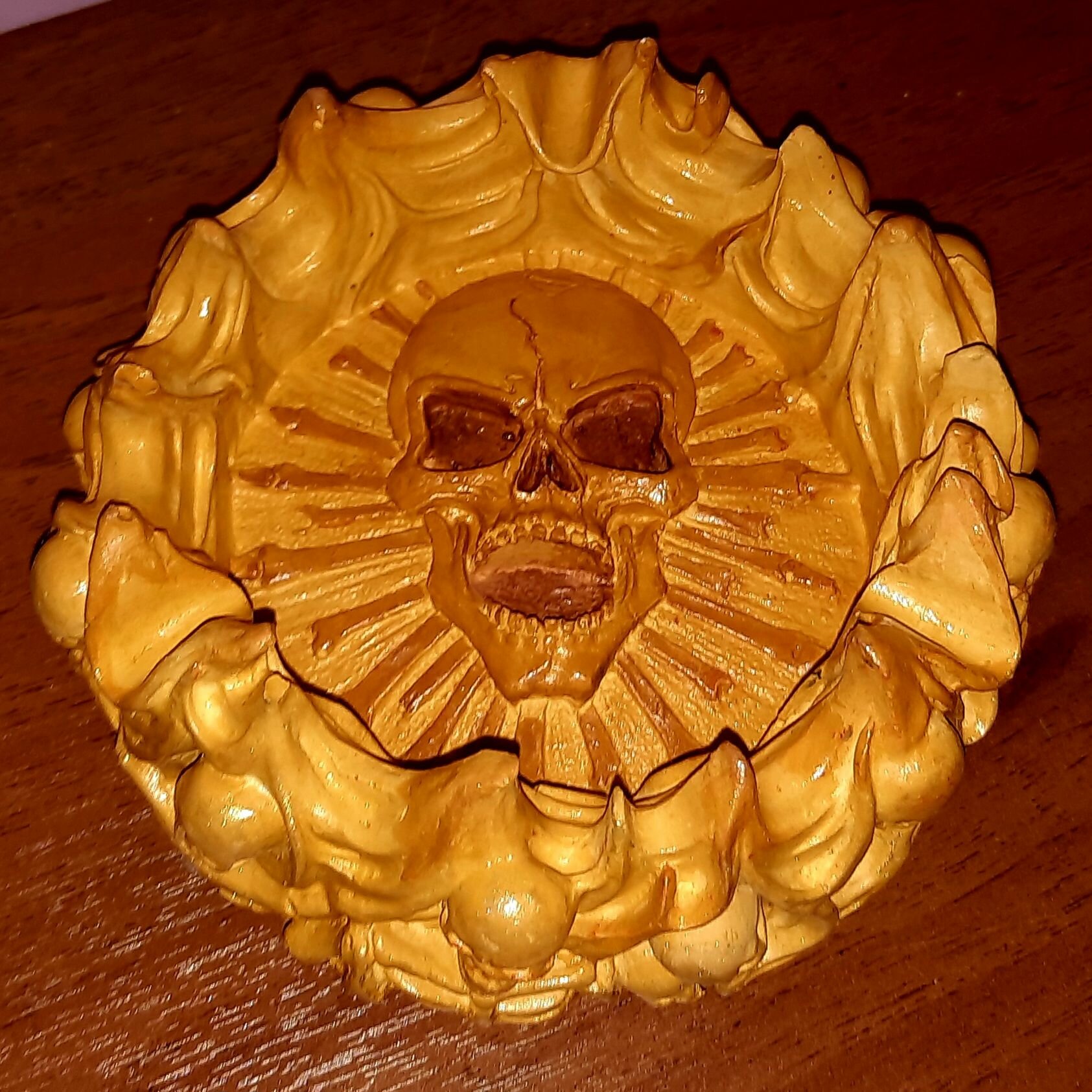 Золотистый череп ручной работы, изделия из гипса.