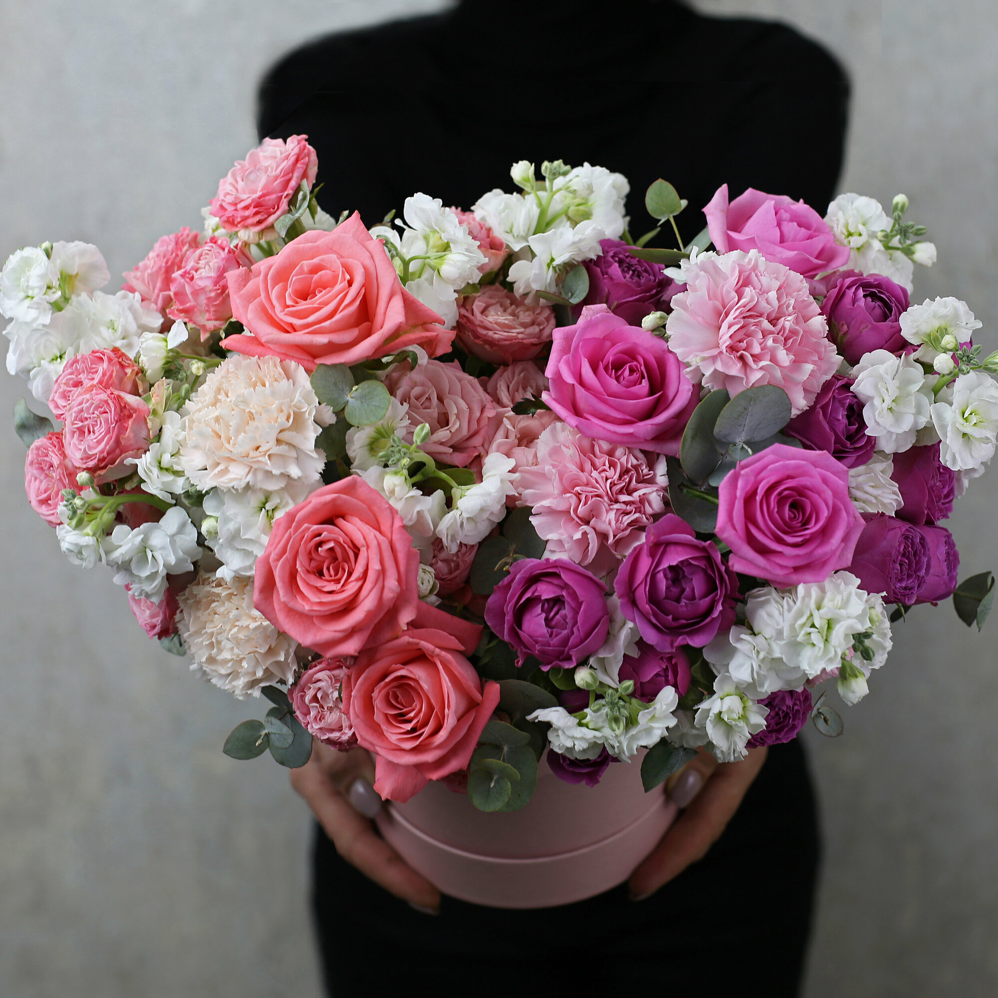 Букет живых цветов из роз и гвоздик «Трогательное признание» в шляпной коробке