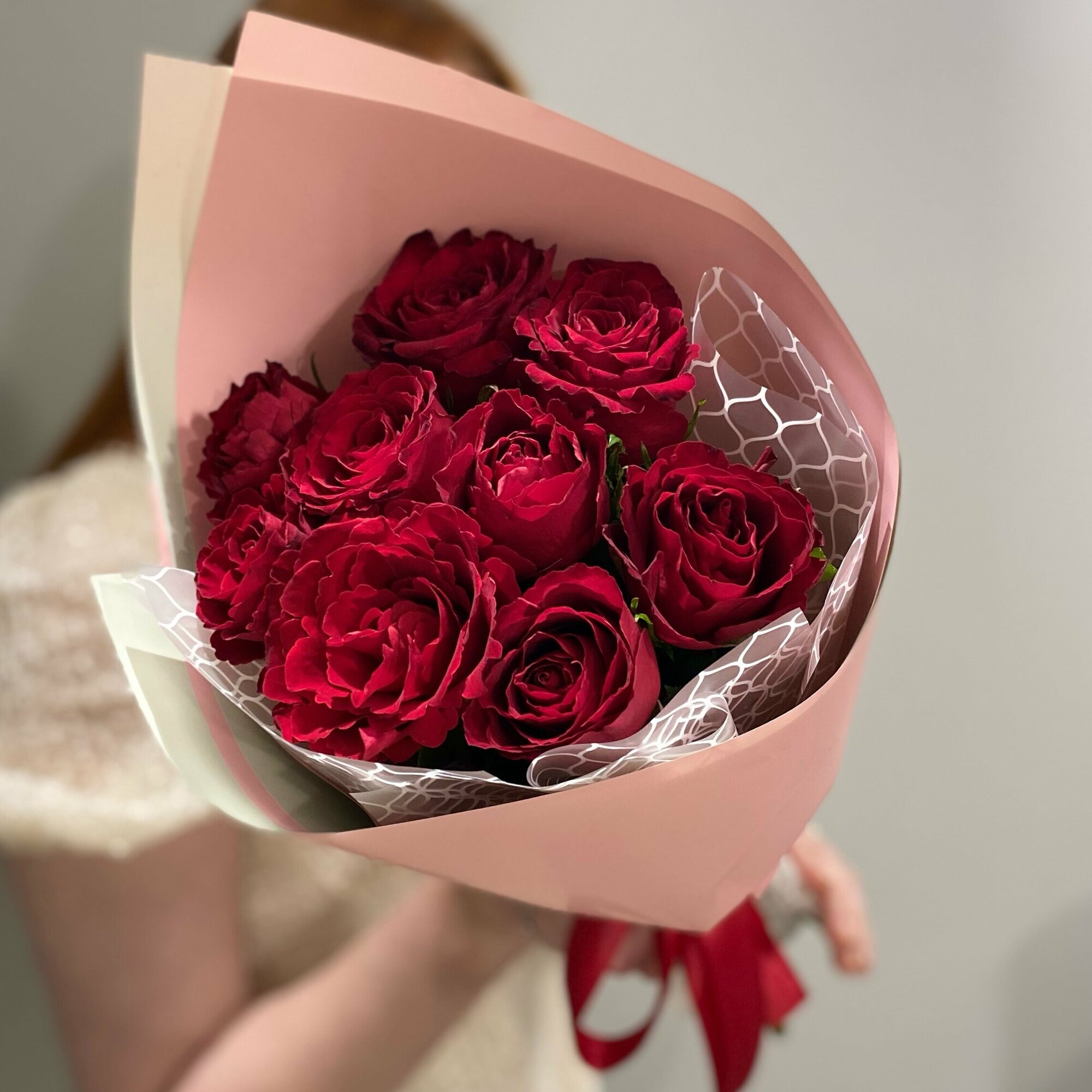 9 красных роз, Кения 40 см, авторская упаковка с тишью от SkyFlora