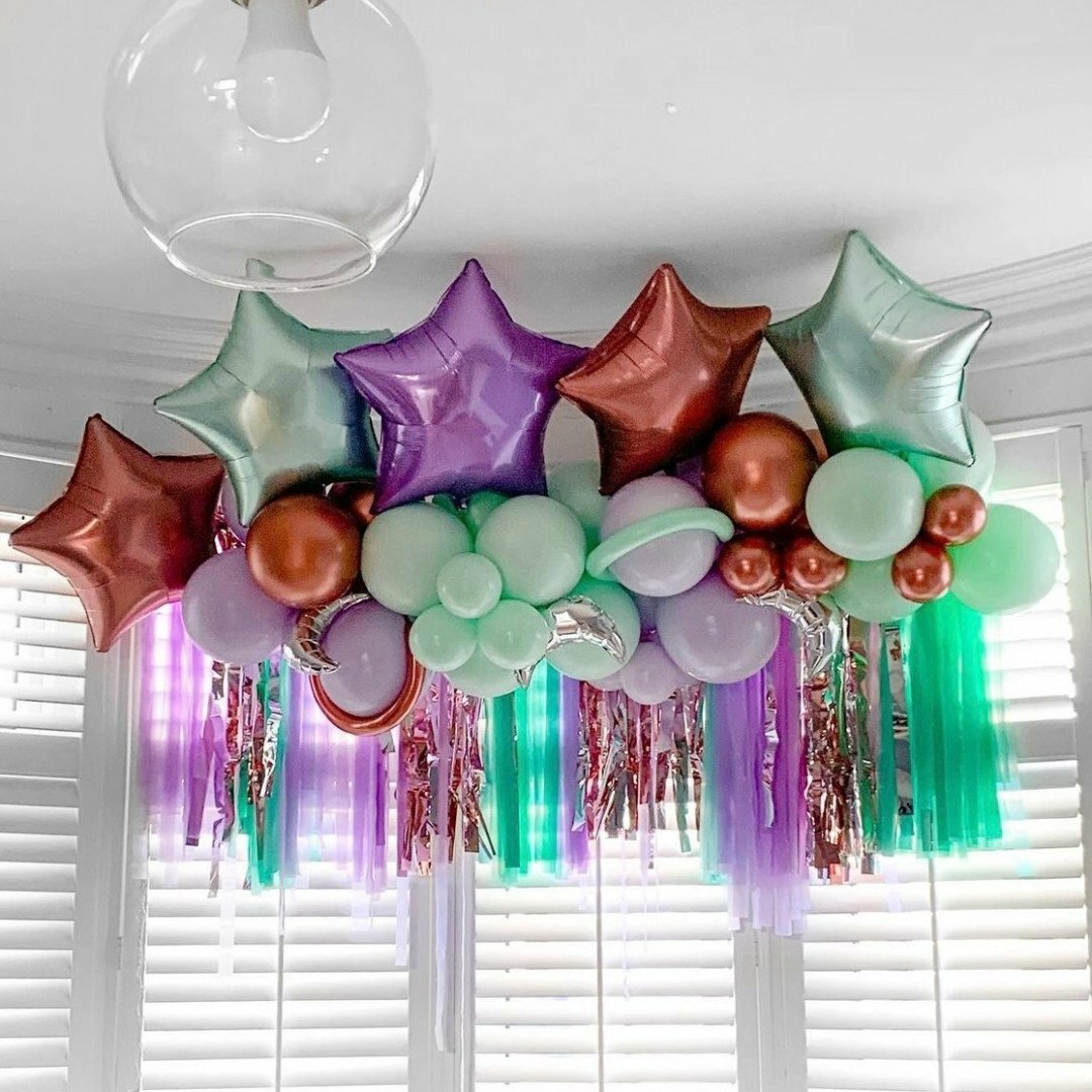 Гирлянда из латексных шаров и фольгированных звёзд с лентами