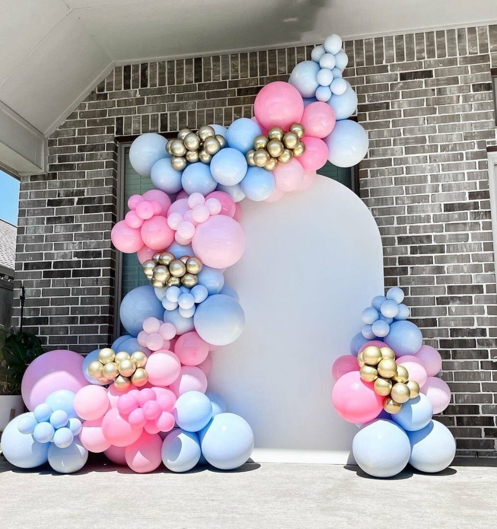 Фотозона из шаров в оттенках голубого и нежно-розового