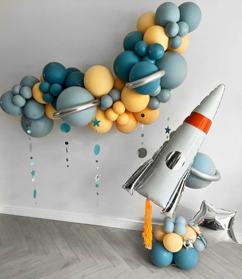 Фотозона из шаров тематики космоса "Ракета летит к далеким планетам"