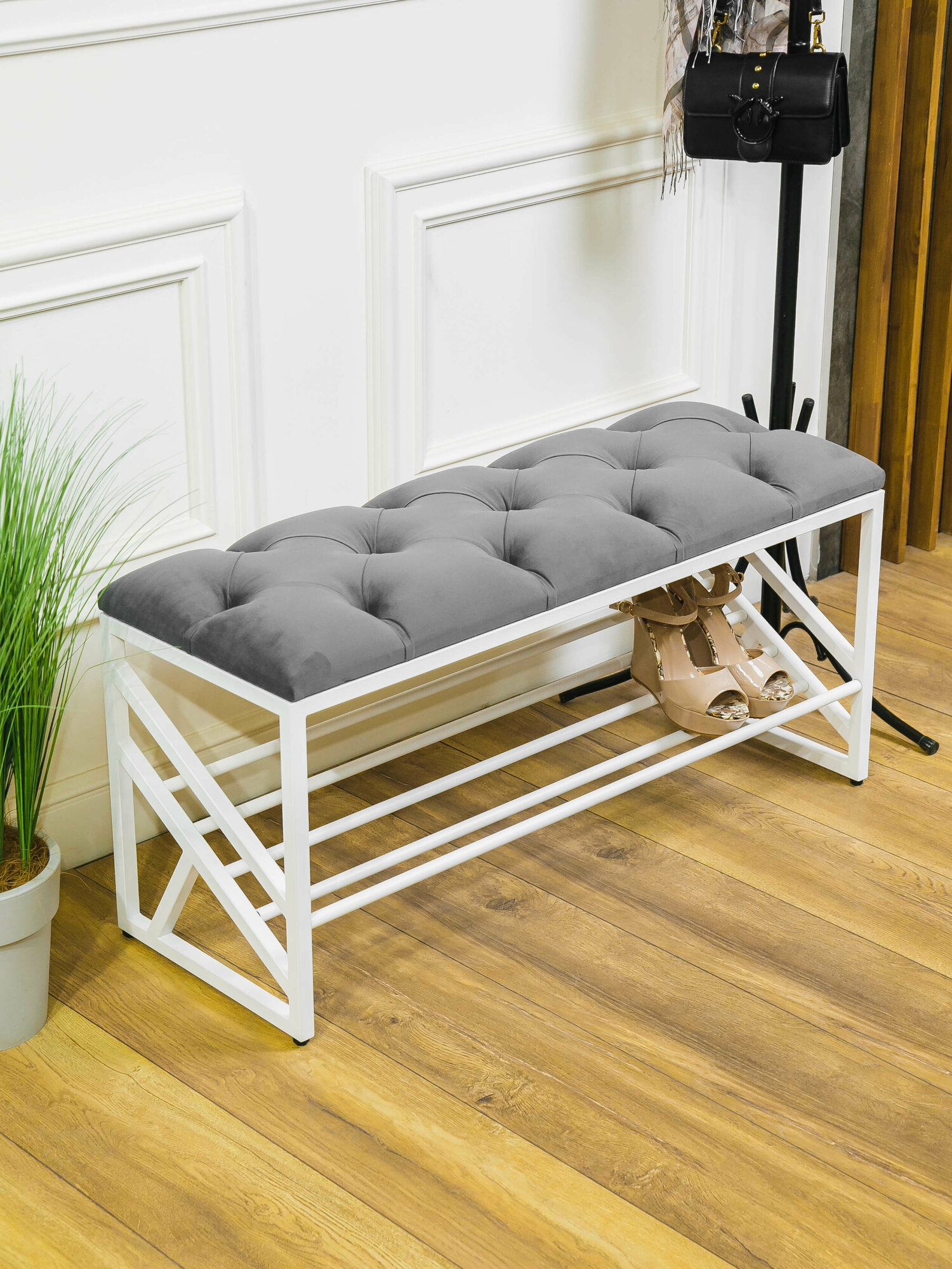 Банкетка обувница от Дерия с металическим каркасом, мягким сиденьем, каретная стяжка, лофт