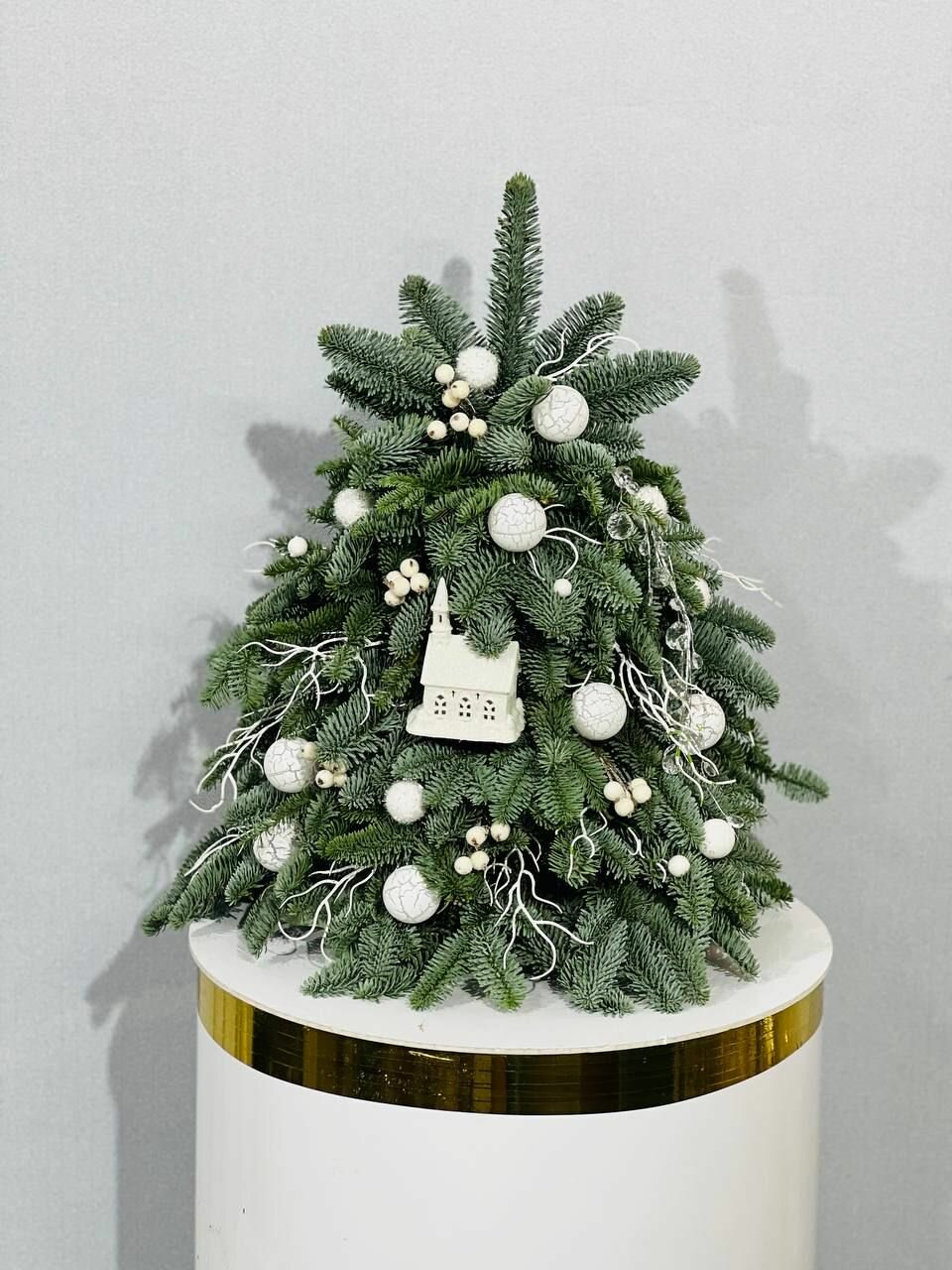 Ёлочка живая 50см с белыми шарами, новогодняя композиция из нобилиса