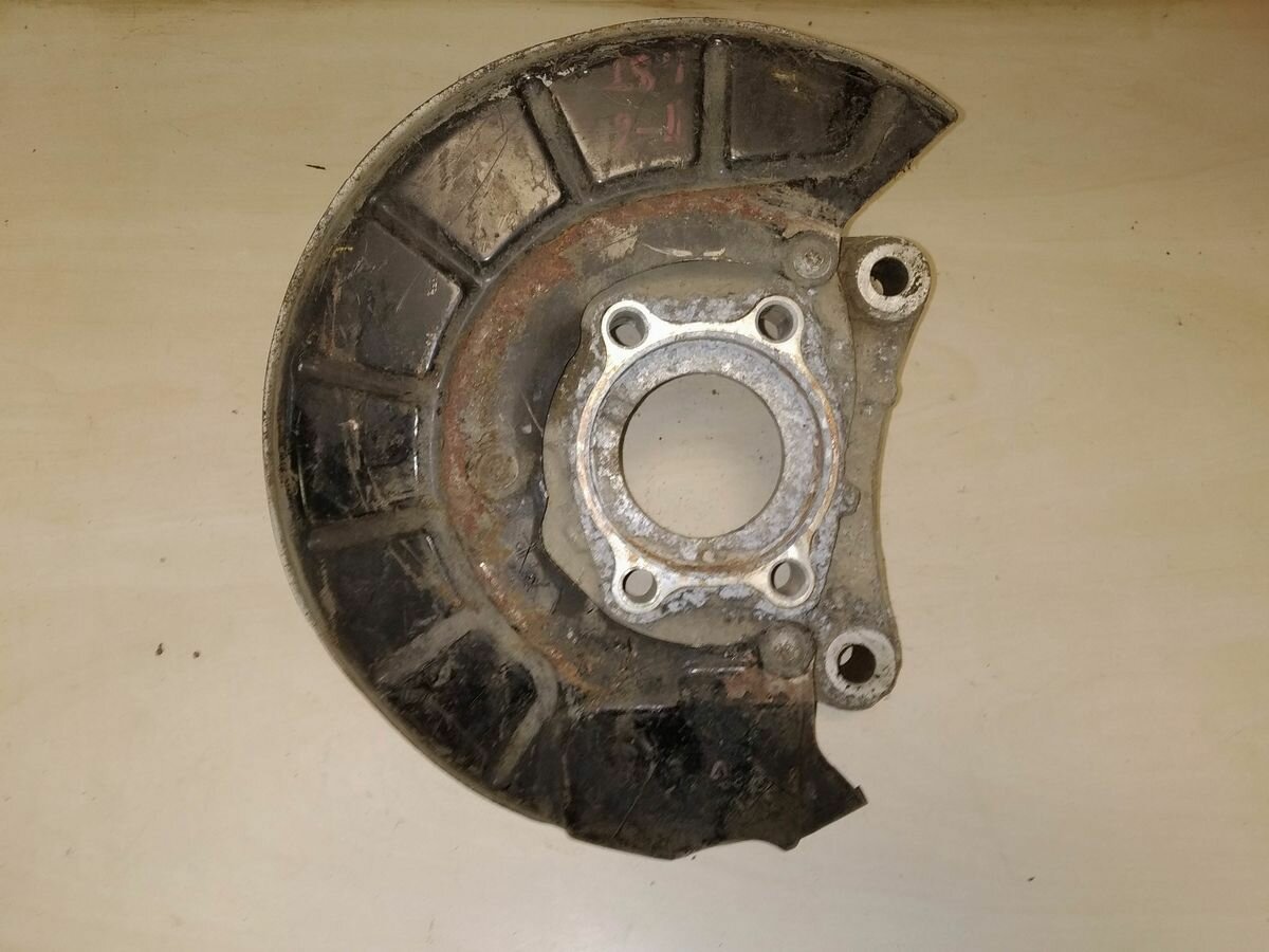 Кулак передний правый Volkswagen Passat B6 B7 CC