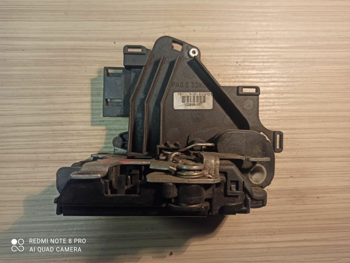 Замок передний левый Volkswagen Transporter Caddy 3B1837015