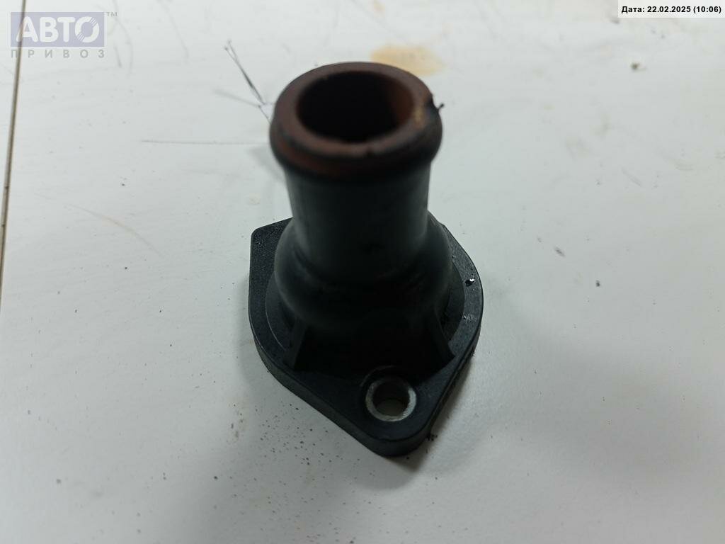 Фланец (тройник) системы охлаждения Volkswagen Passat B4