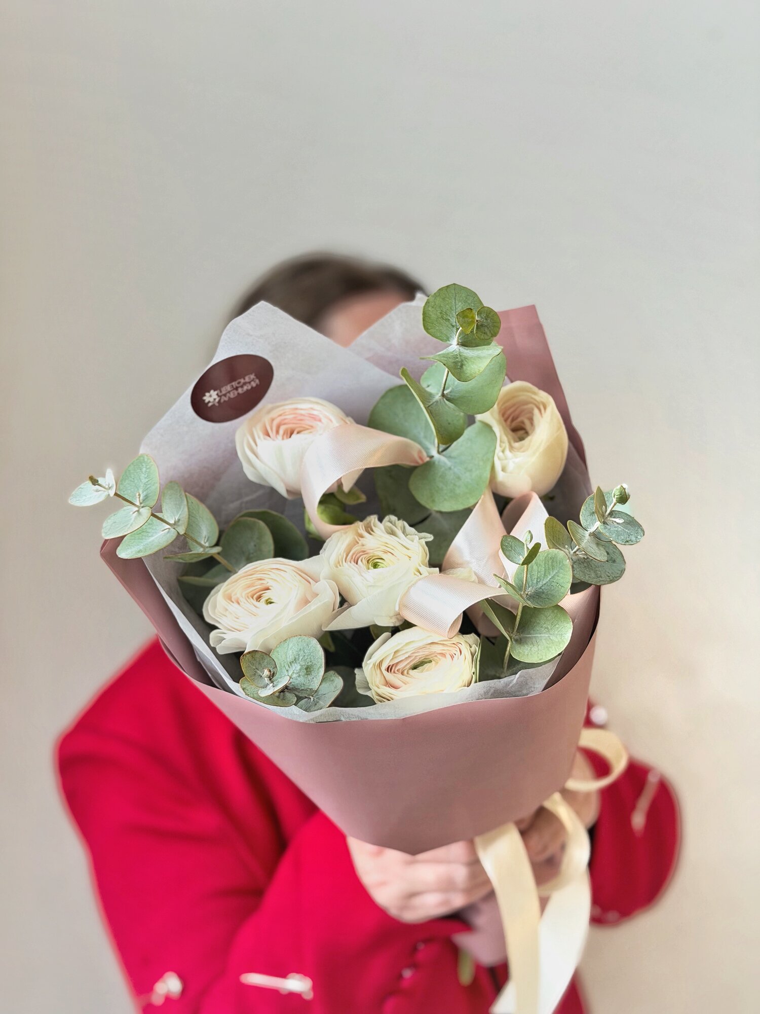 Букет "Комплимент", ранункулюсы, эвкалипт, бежевый, зеленый,