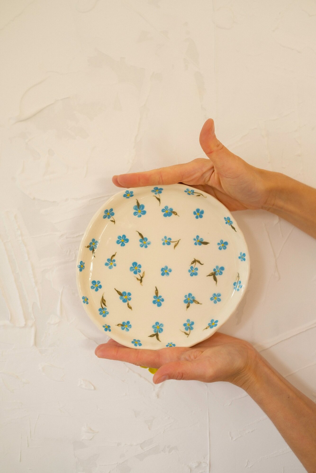 Керамическая тарелка от бренда TatKo с незабудками, ручная работа