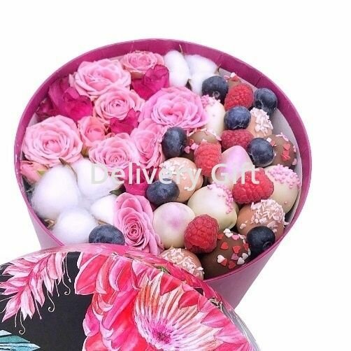 Букет Delivery Gift "Кустовые розы в коробке", диаметр 19 см.