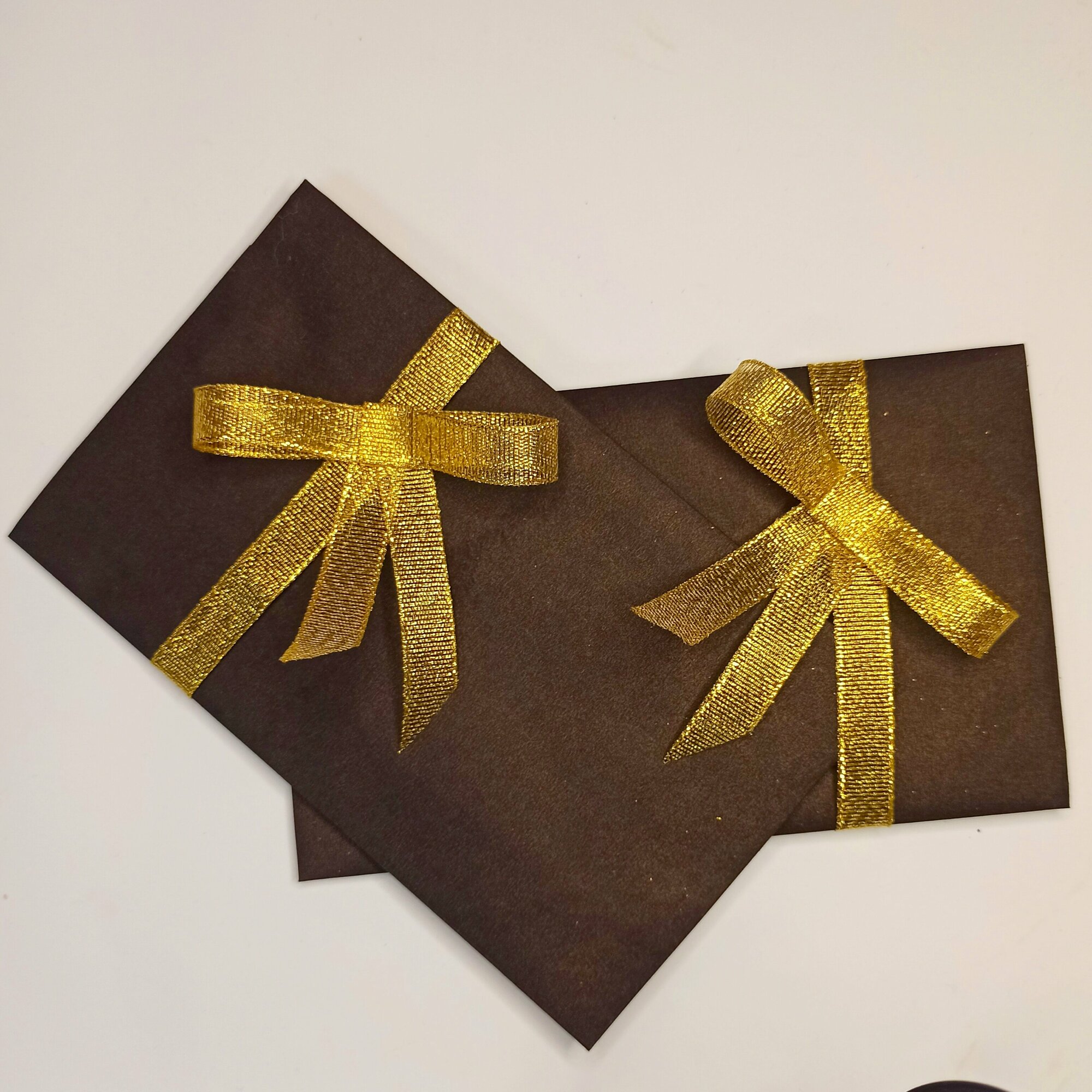 Конверты для денег из крафтовой бумаги чёрного цвета с золотой лентой, 2 шт.