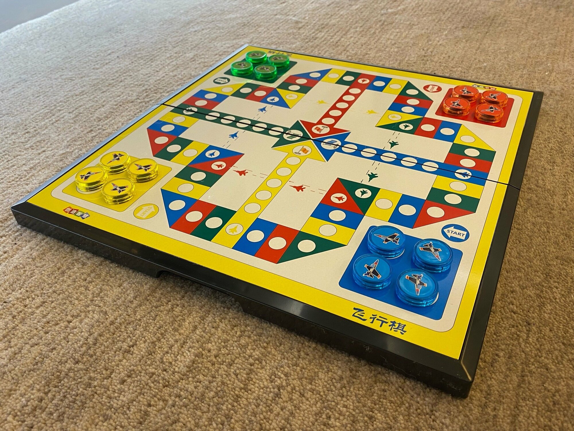 Настольная китайская игра " Самолеты ", магнитный набор, доска 28 см* 28 см, фишки 16 шт. и игральный кубик.