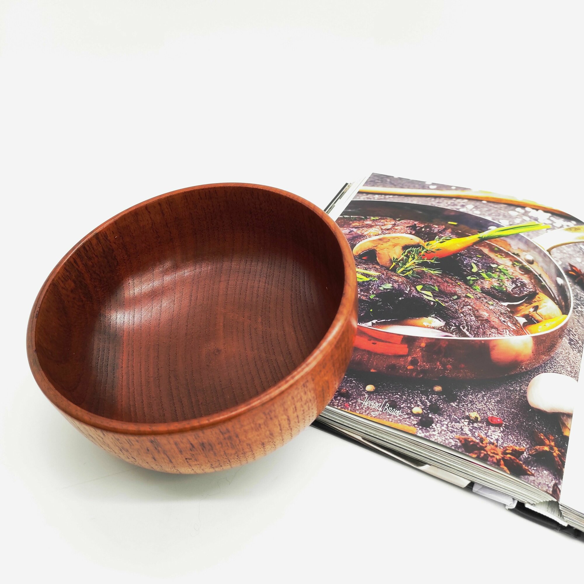 Миска, тарелка из натурального дерева.