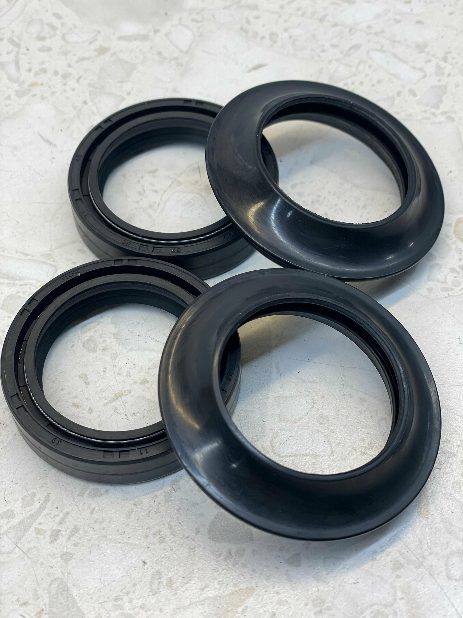 Комплект сальников 37x50x11/пыльников 37x50 AHL