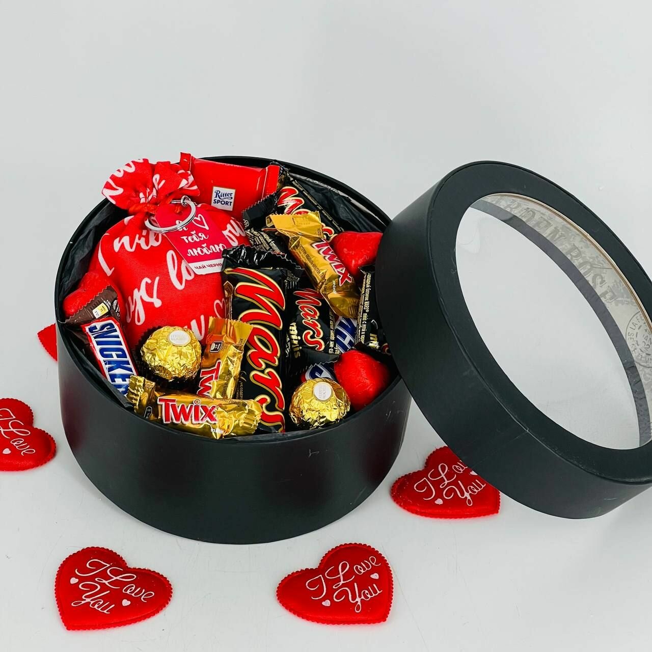 Сладкая коробка с конфетами и шоколадками. Валентинка тайная Love is,600 г