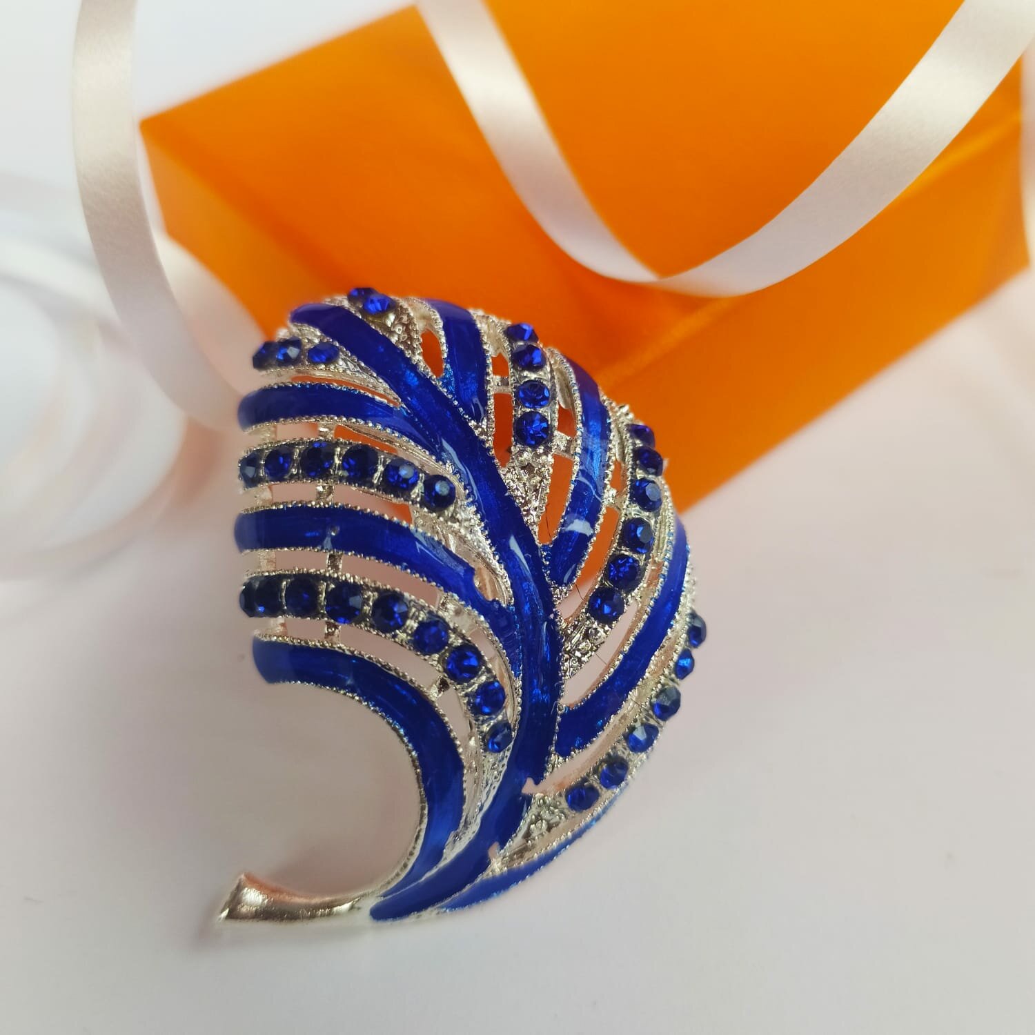 Брошь, стразы, эмаль