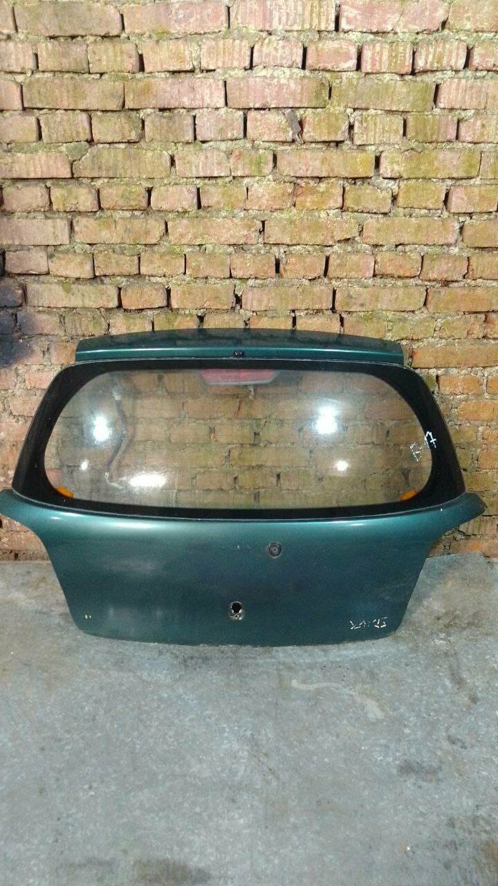 Крышка багажника со стеклом Toyota Yaris XP10 2001