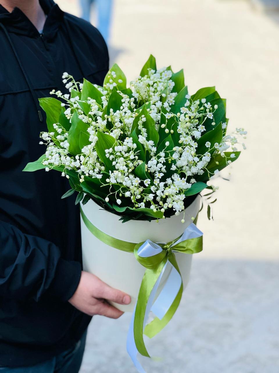 Ландыши в шляпной коробке Rybe-Flowers "М", 35см, 101шт, зеленые