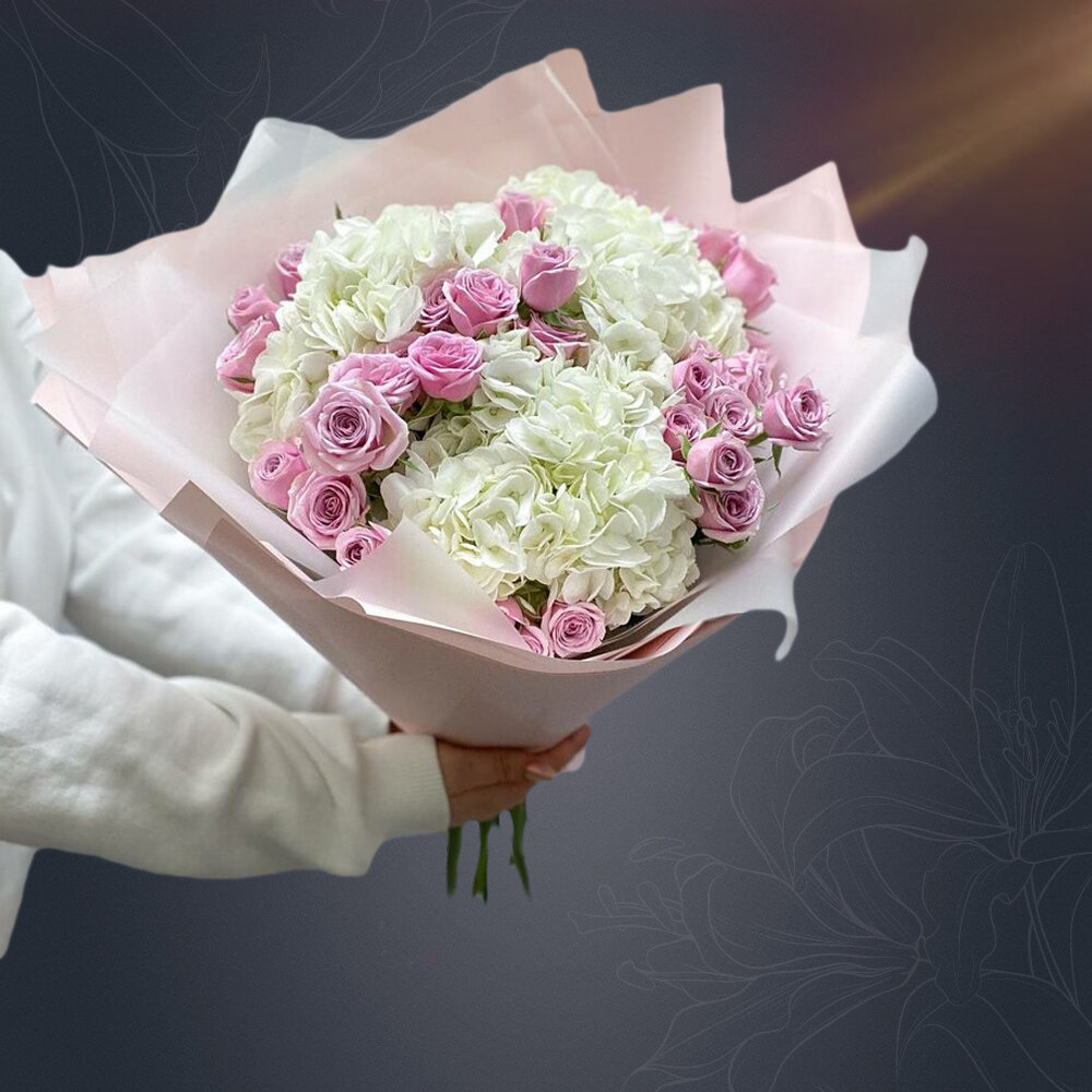 Глена - сборный букет из белых гортензий и кустовых роз в матовой пленке с атласной лентой от 2name Flowers