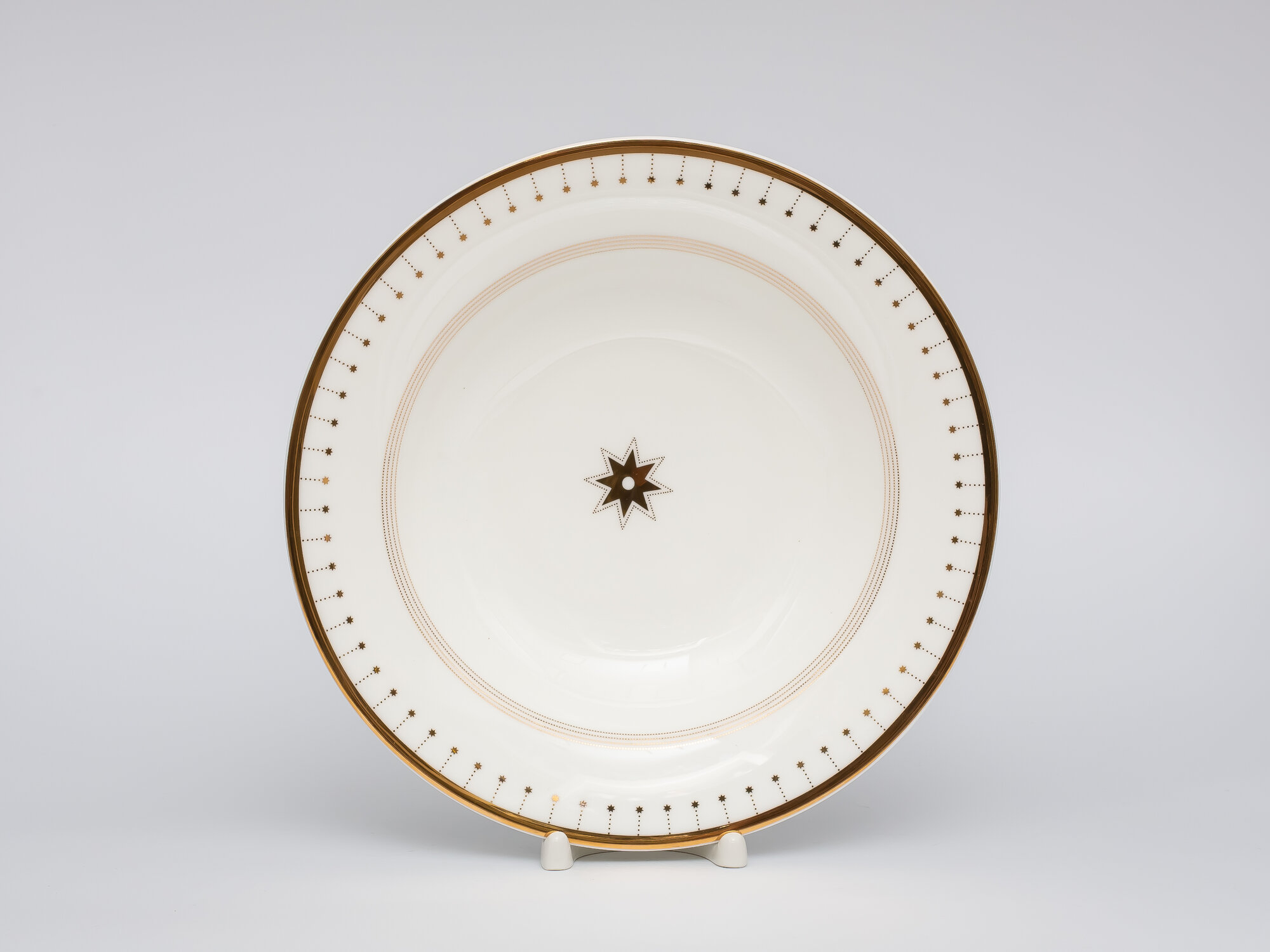 Тарелка. Императорский фарфоровый завод. Форма "Стандартная - 2", рисунок "Азур" (золото). 235 мм.