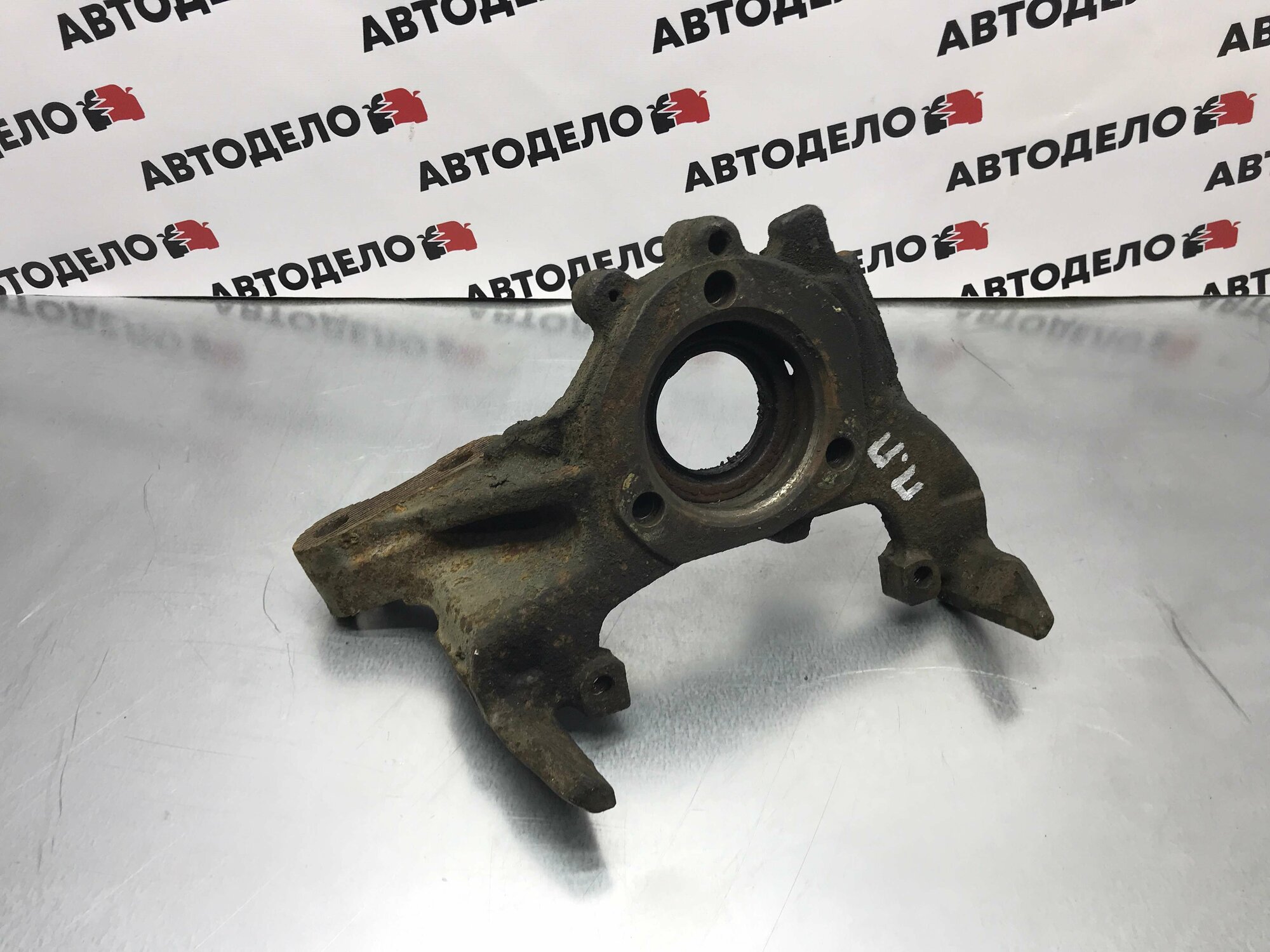 Кулак поворотный правый Chevrolet Corsica 1993 г