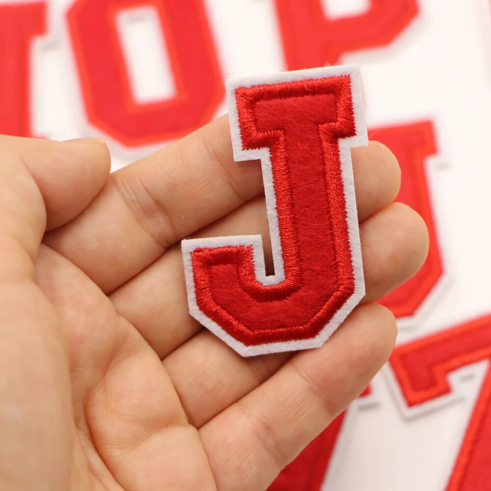 Красная вышитая нашивка буква J