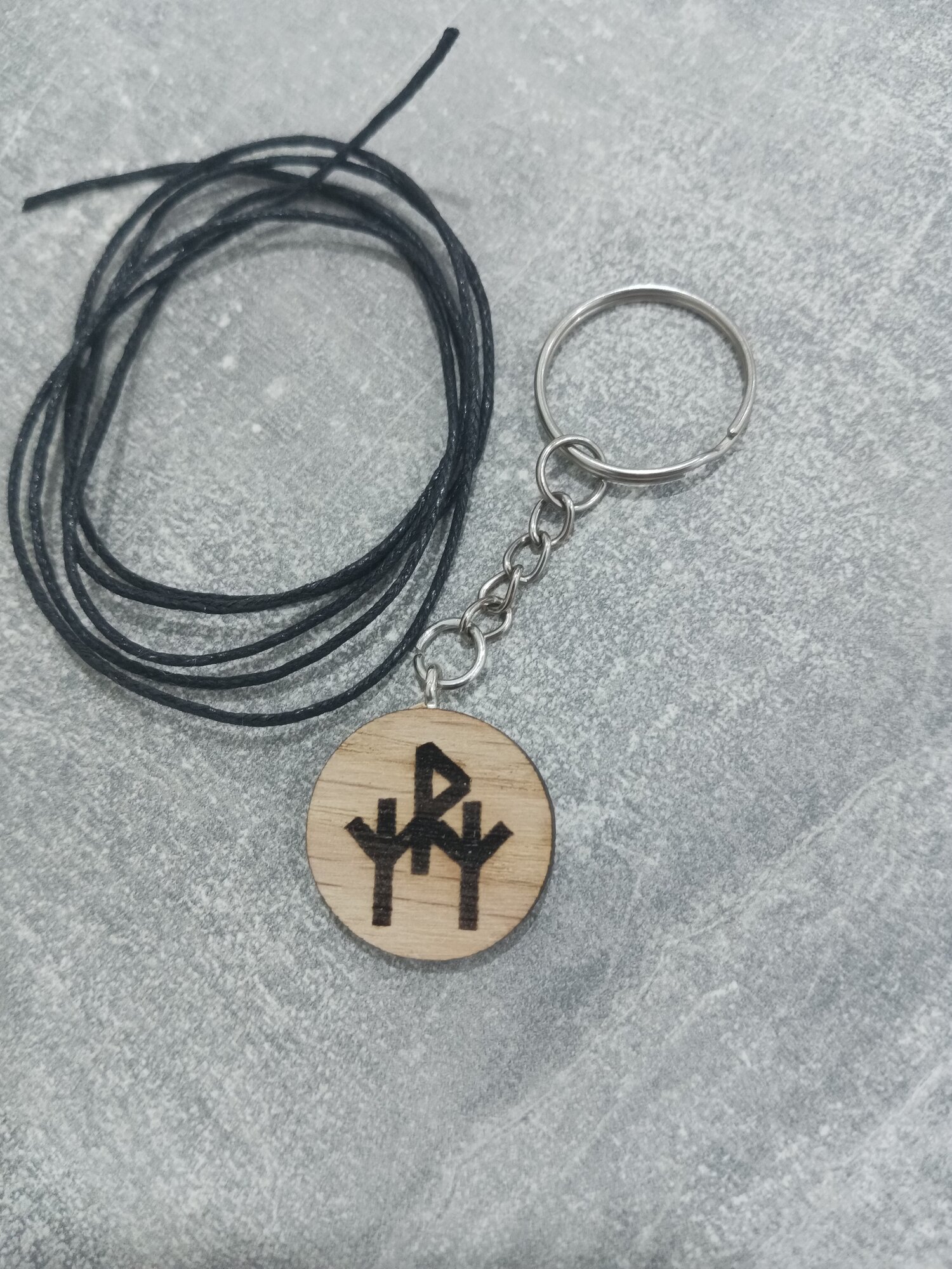 Рунический став "Защита автомобиля на дороге" на натуральном дубе