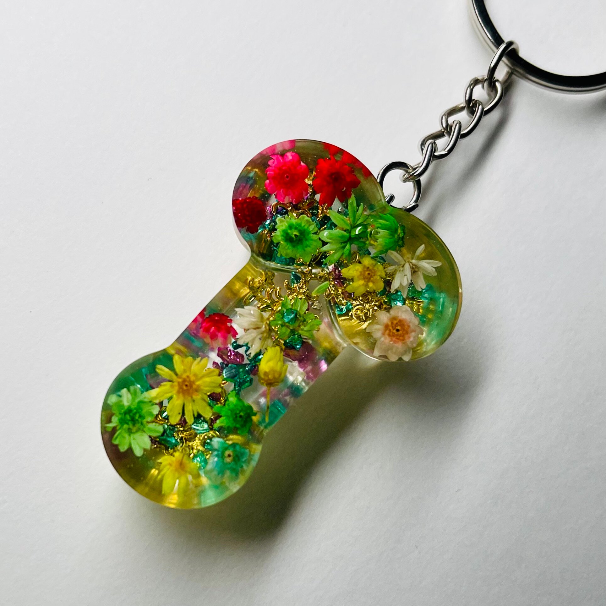 Креативный брелок в форме пениса, инкрустированный сухоцветами, золотым декором и декоративными камнями EVTUSHENKO ART.