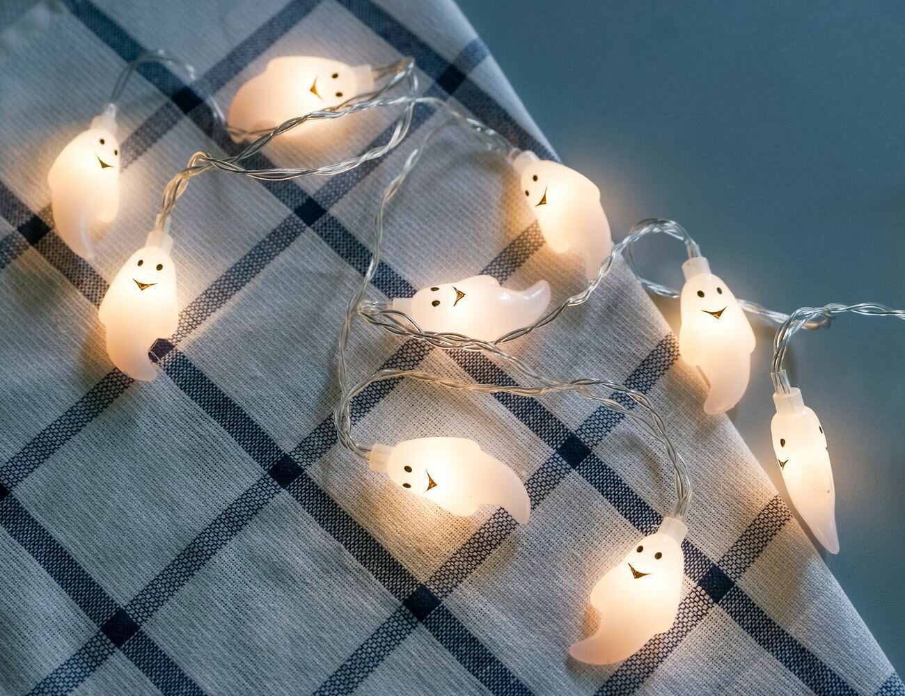 Декоративная светодиодная гирлянда хэллоуин: привидения-очаровашки, 135+30 см, 10 тёплых белых LED-огней, батарейки, Koopman International AMZ900000-2