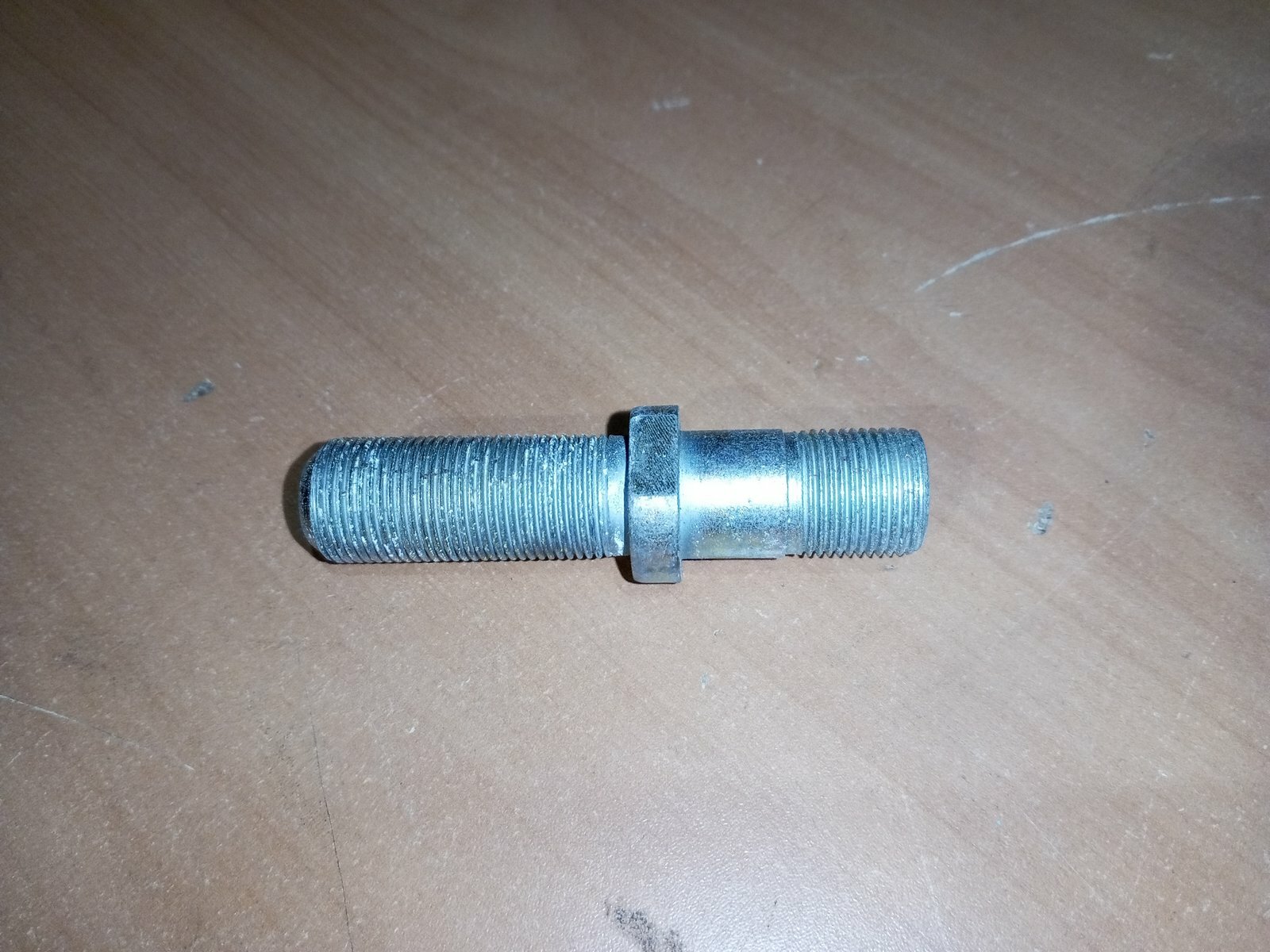 Болт (шпилька) ступицы переднего колеса ПАЗ