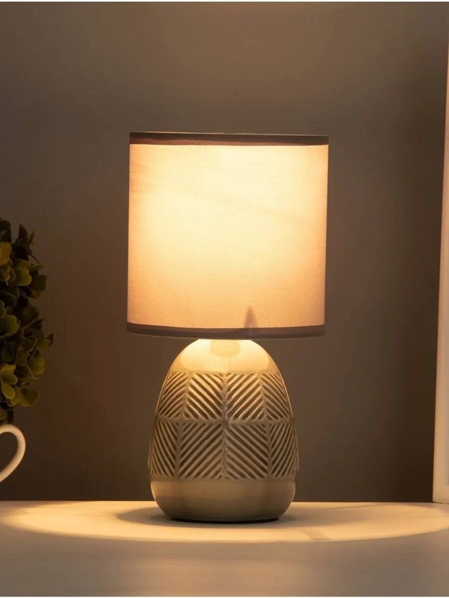 Элегантная настольная лампа в современном стиле