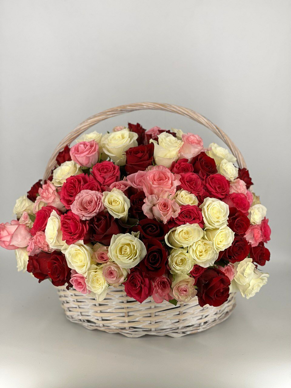 "Корзина с розами" - 201 разноцветная роза маме, любимой в день святого Валентина, 14 февраля
