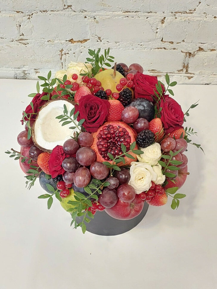 Букет из цветов и фруктов (BuketOnline)