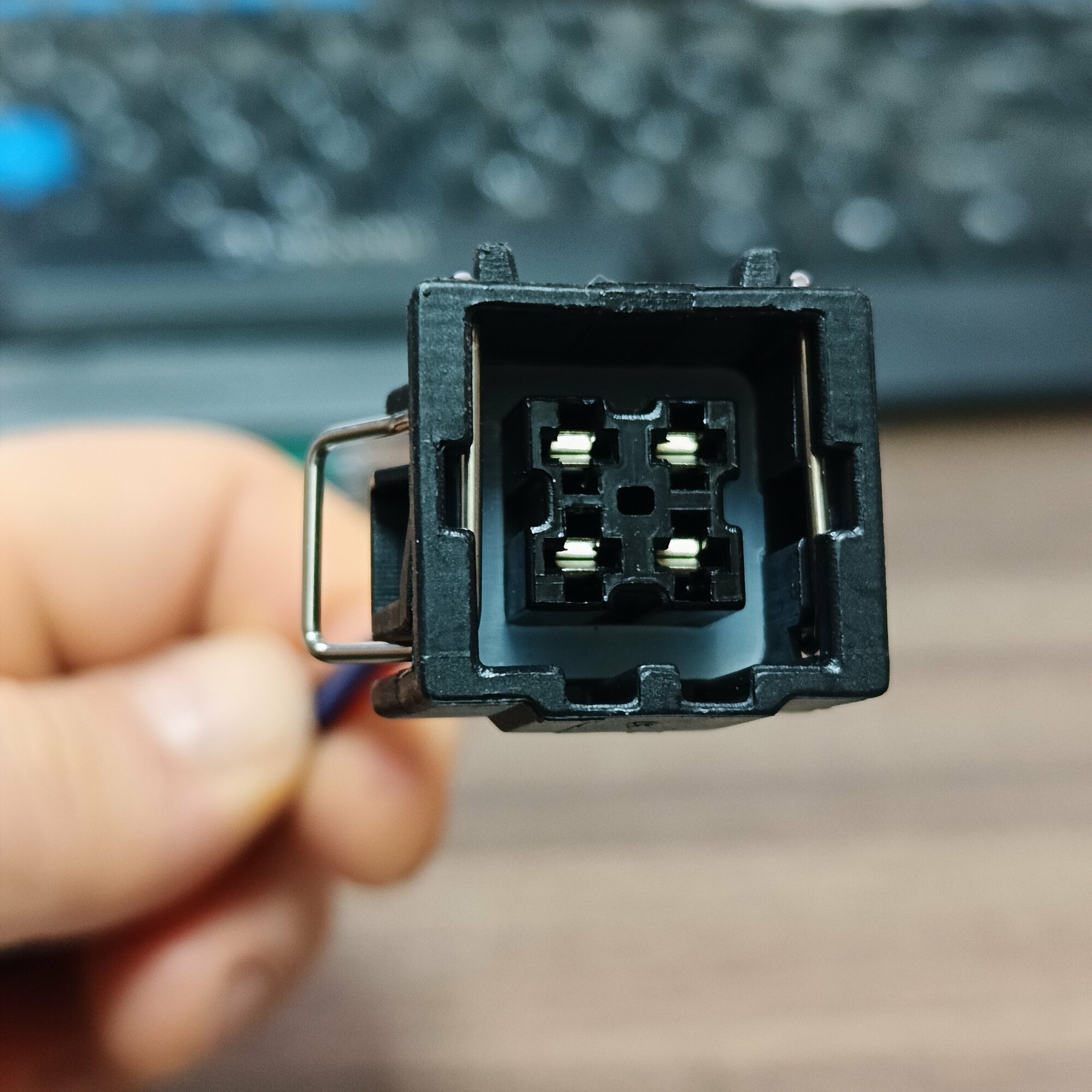 Разъем (штекер) 4 контакта трамблера датчика кондиционера VW (черный)