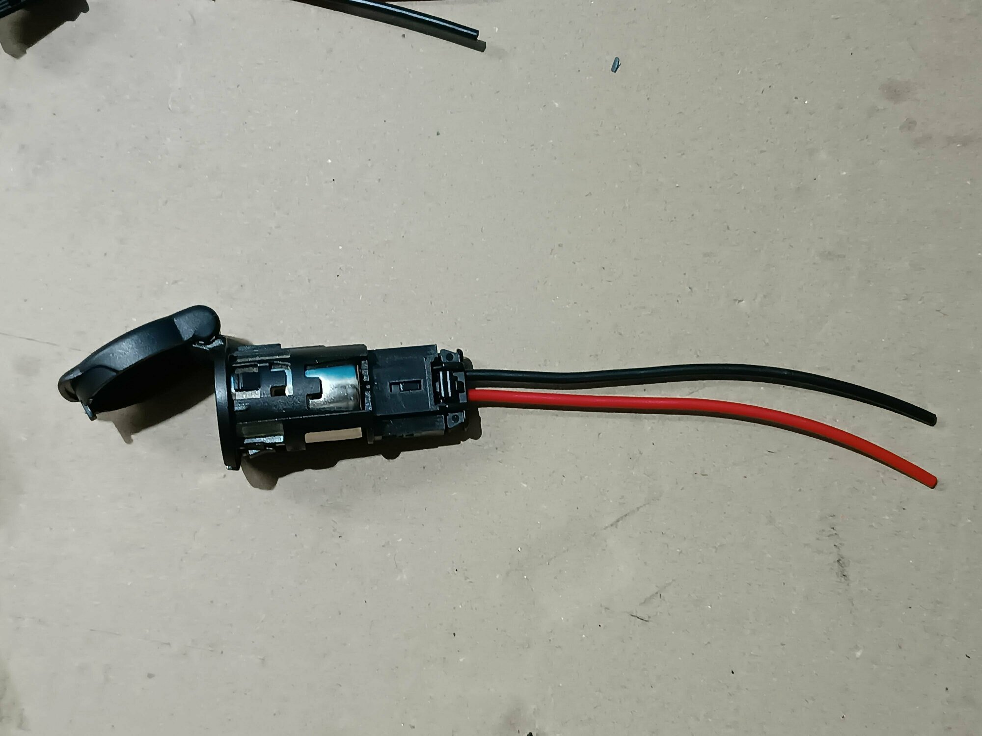 Гнездо (розетка) с разъемом для подключения дополнительных потребителей