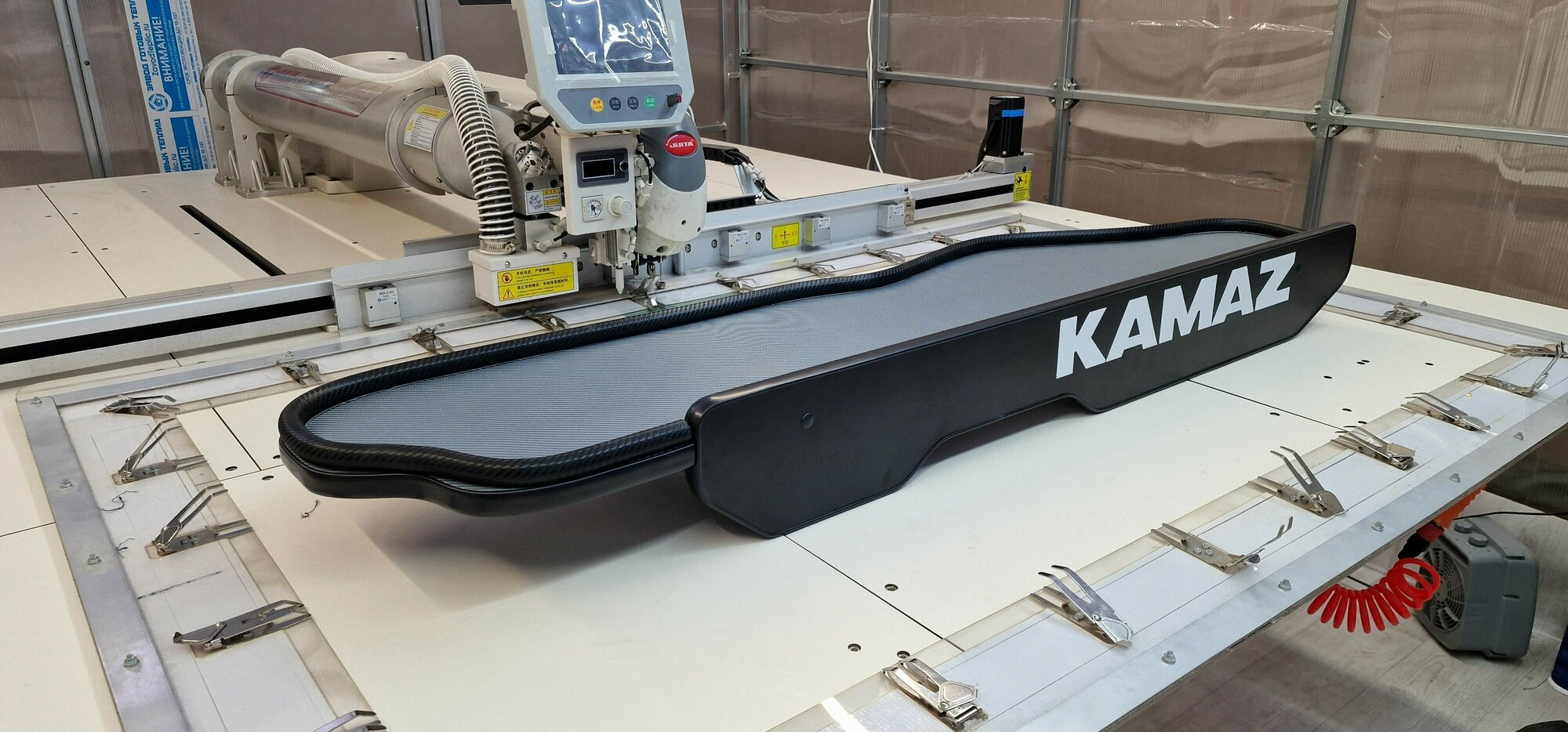 Полка-столик автомобильный для KAMAZ евро Серый карбон Чёрная труба