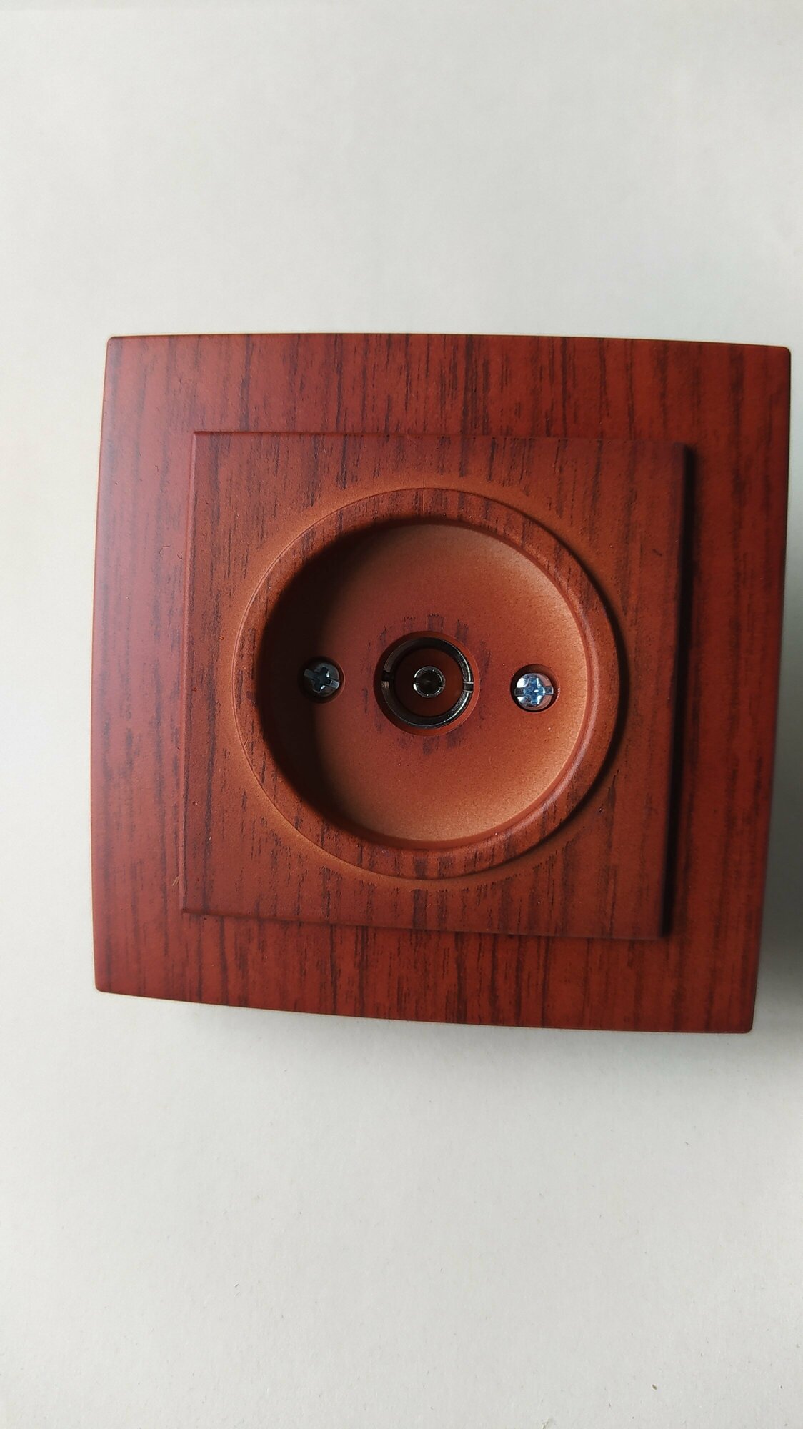 Розетка Nilson телевизионная, концевая (вишневая)