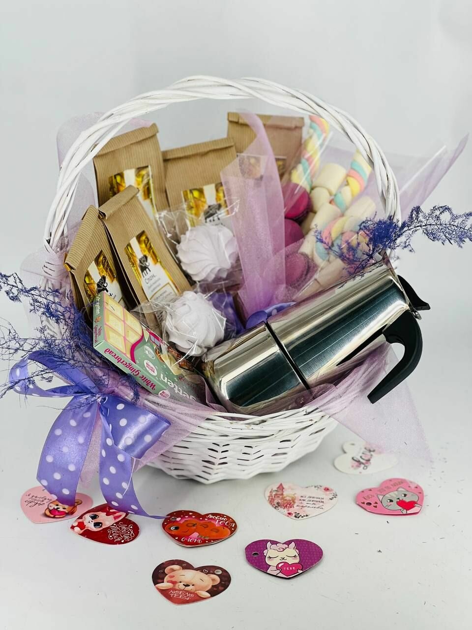 Кофе элитный Бразилия с гендерной кофеваркой и сладостями в подарочной корзине, сюрприз ко дню святого Валентина