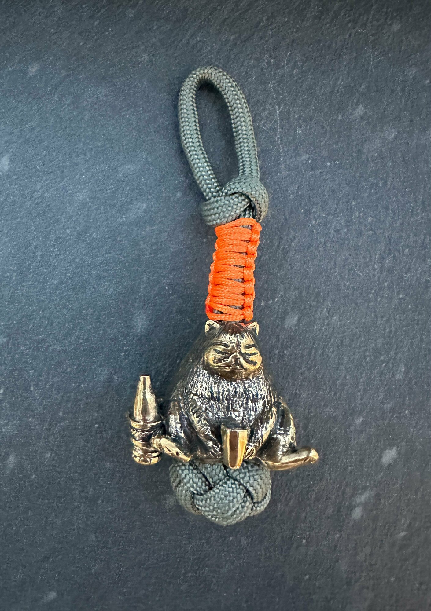 Темляк с латунной бусиной Кот Омар