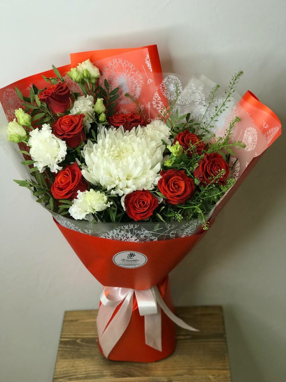 Букет Romashka "Признание" WOW, красный, розы, хризантемы, до 50см