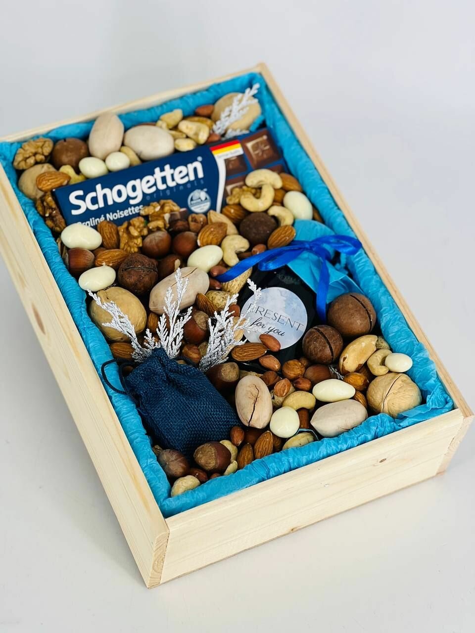 Подарочный микс Орехов с мёдом на 14 февраля и 8 марта в деревянном ящике