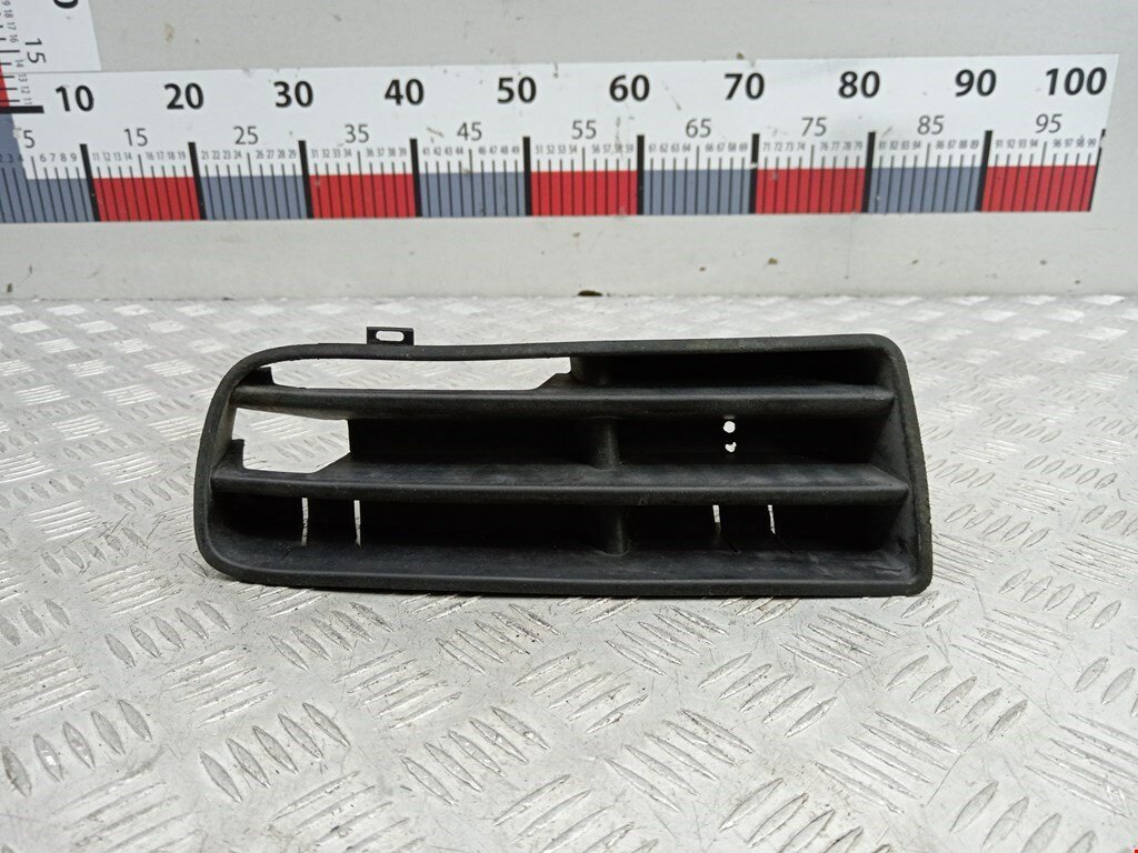 Решетка (заглушка) в бампер левая Volkswagen Golf 4 1J0853665B арт. 1872225